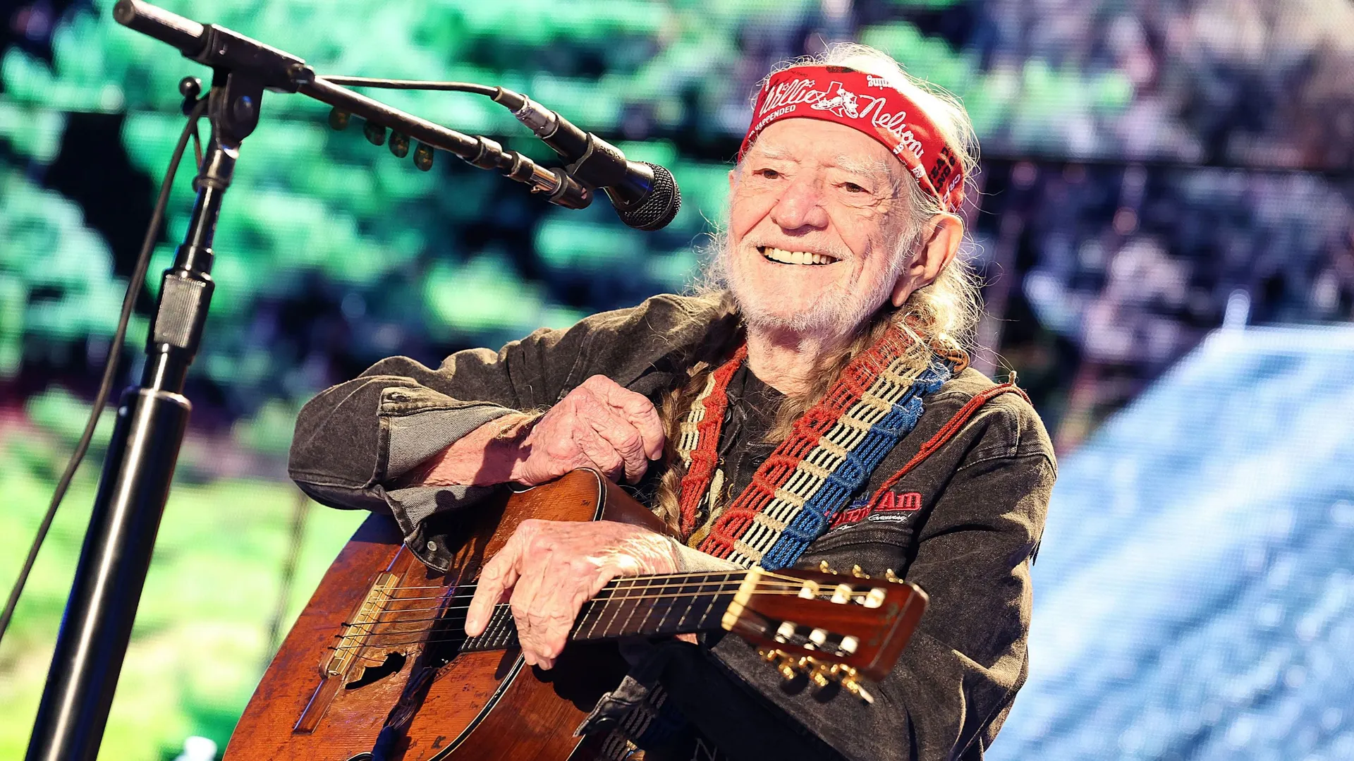 Le chanteur country Willie Nelson sort un livre qui explique ses plus ...