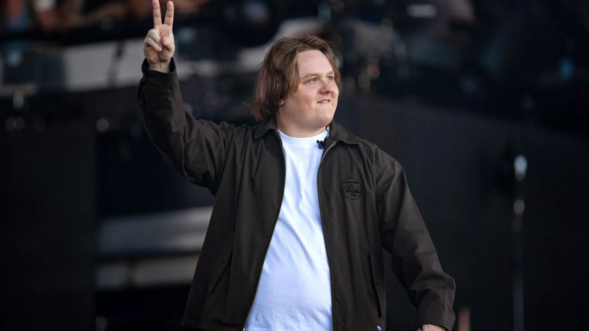 Après deux ans d’absence, Lewis Capaldi remonte sur scène pour un ...