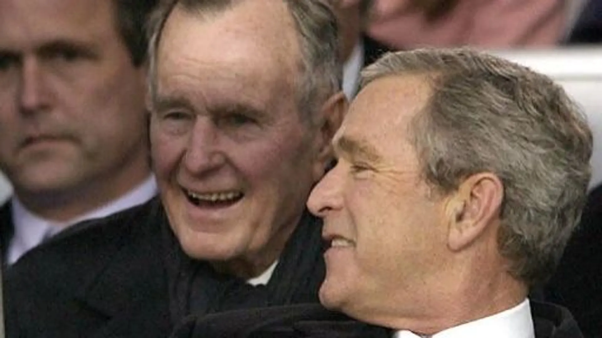 USA: 'Guccifer' pirate des emails et des photos de la famille Bush ...