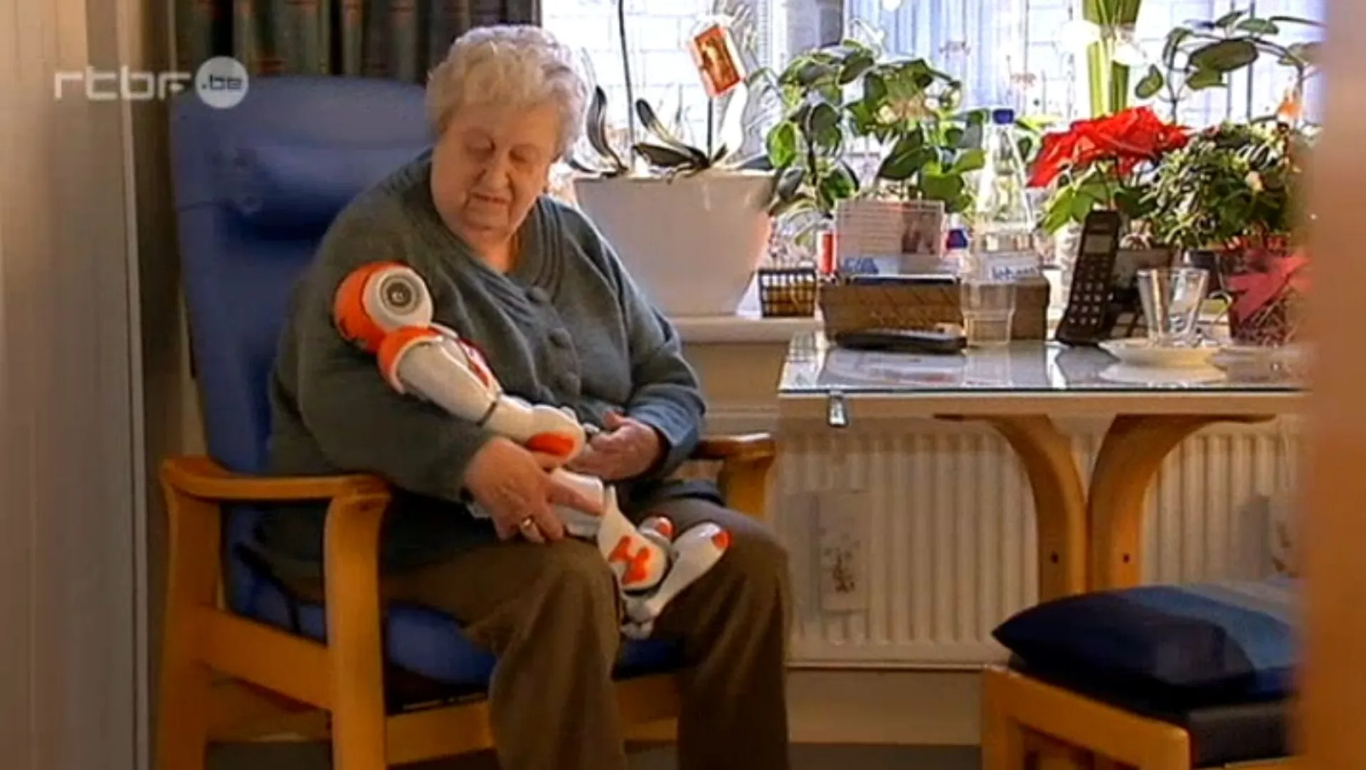 Zora, un robot humanoïde pour prendre soin des patients de homes - RTBF ...
