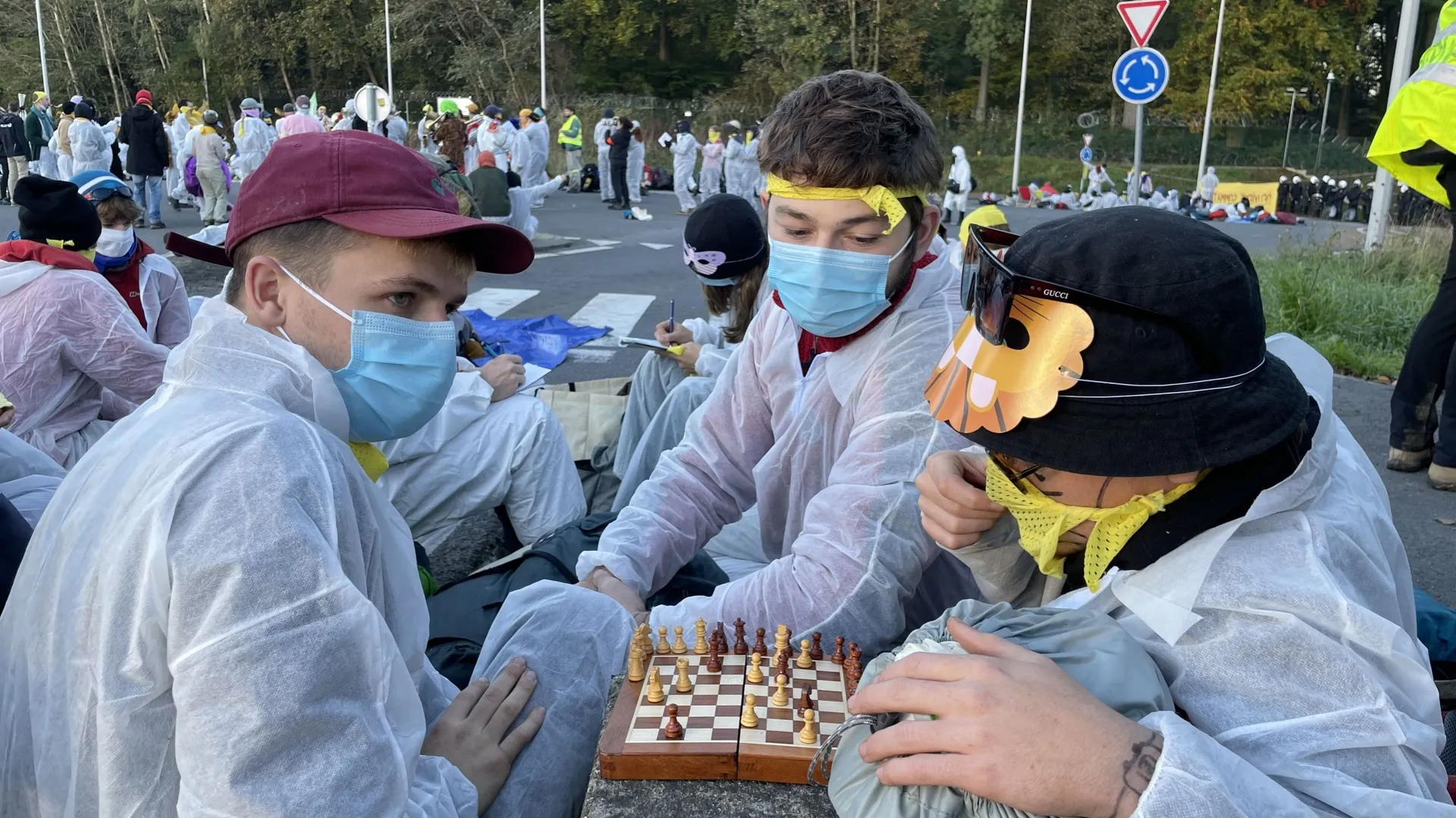 Feluy : le site de TotalEnergies est bloqué par les activistes de Code ...