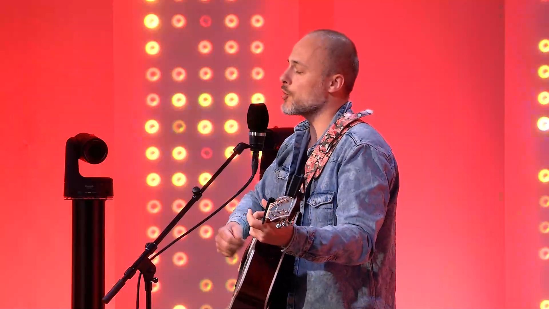 Getch interprète en live un mélange de ses deux titres 'We are one' et ...