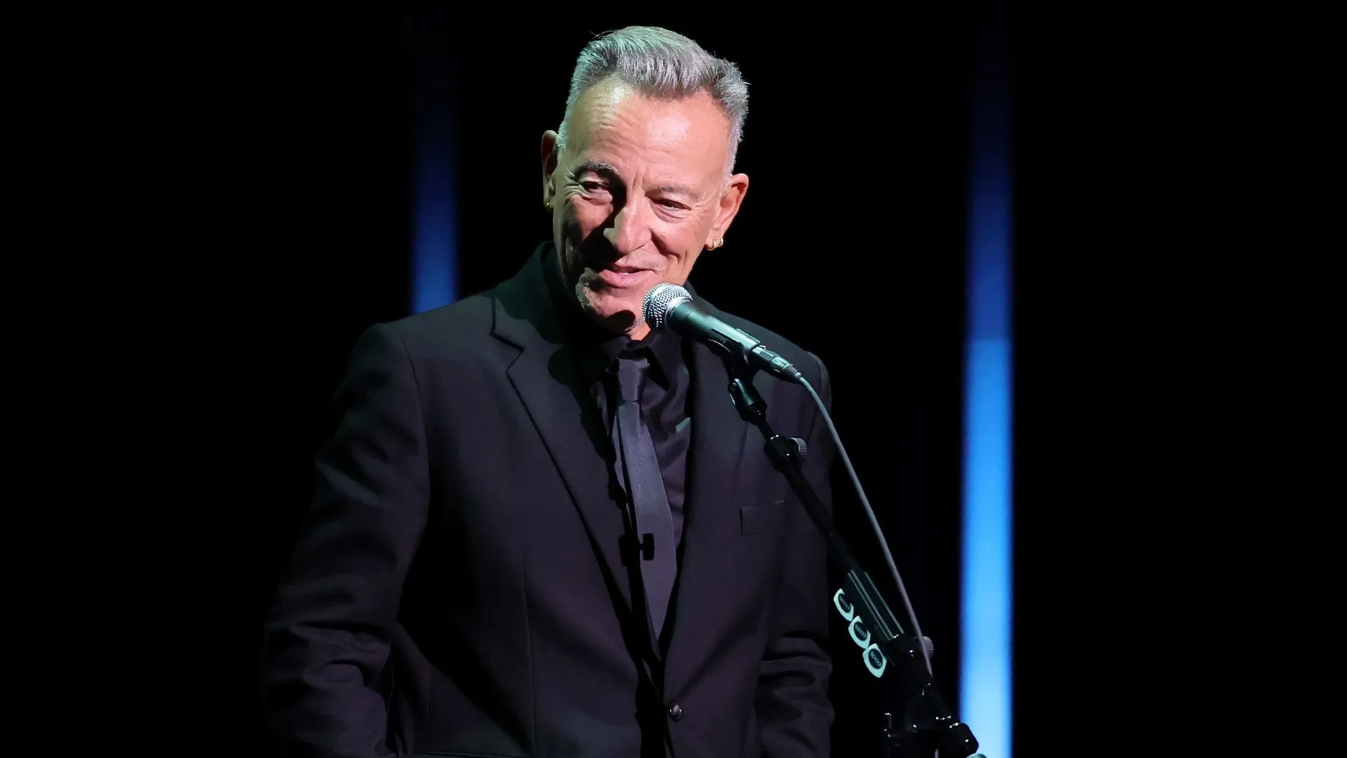 Bruce Springsteen reçoit le Legacy Award et interprète 'Streets of ...