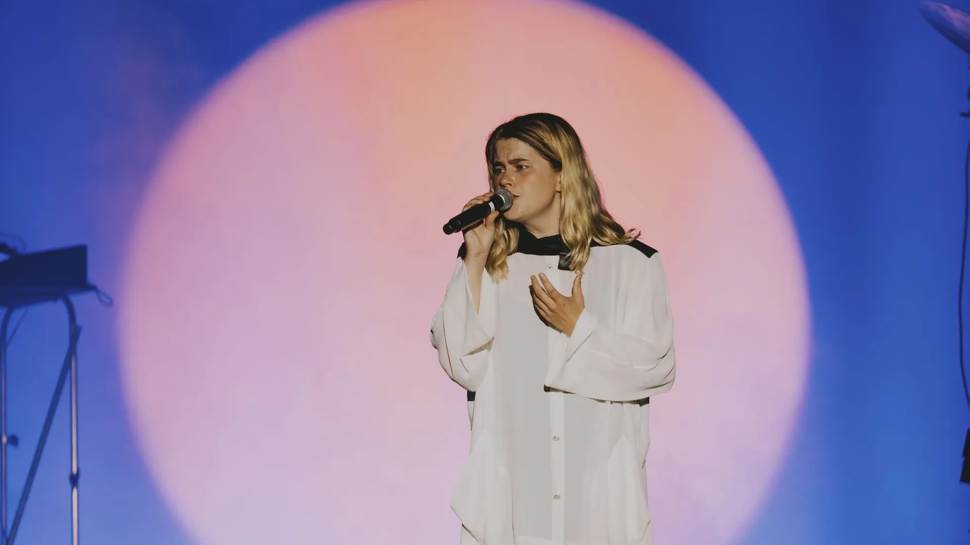 'J'adore la gênance' : Julien Doré et Vitaa cassent les codes avec un ...