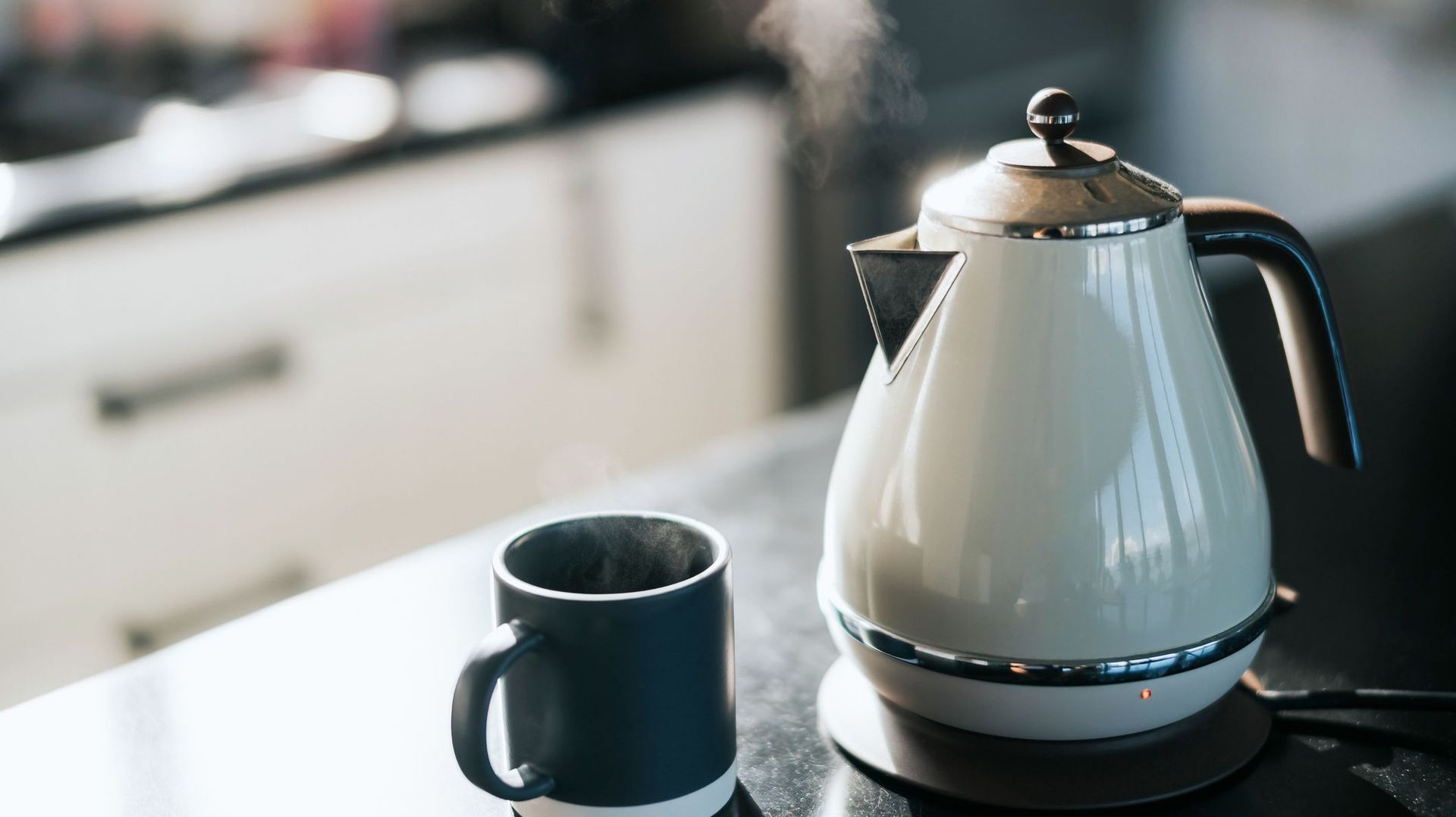 Le sifflement dans la bouilloire ou la cuisson au micro-ondes : l'eau ...
