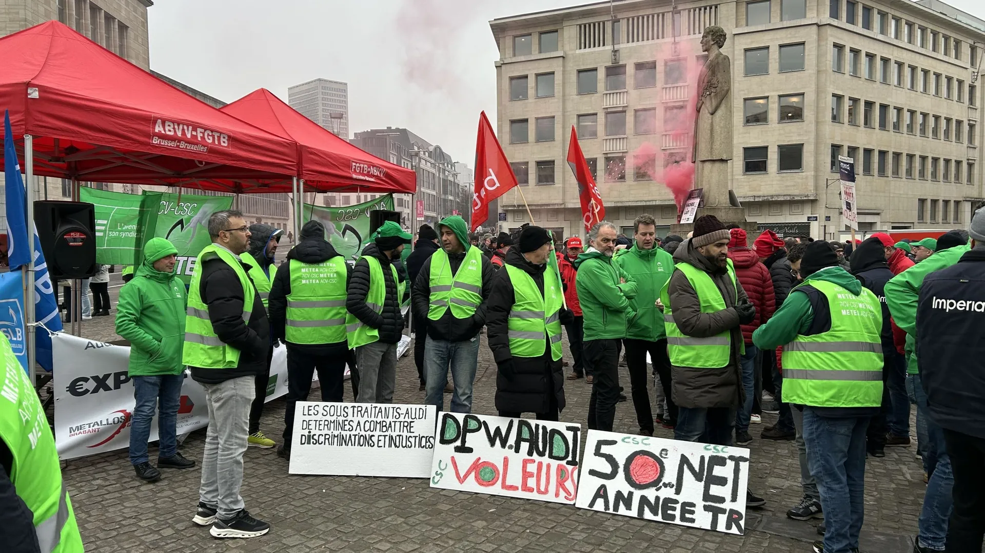 Des travailleurs des sous-traitants d’Audi manifestent et réclament une ...