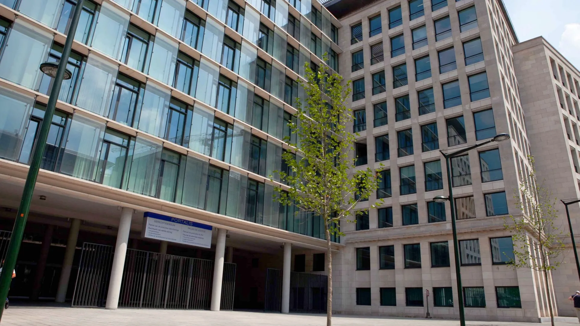 Un homme interpellé après avoir déposé un sac suspect devant le parquet ...