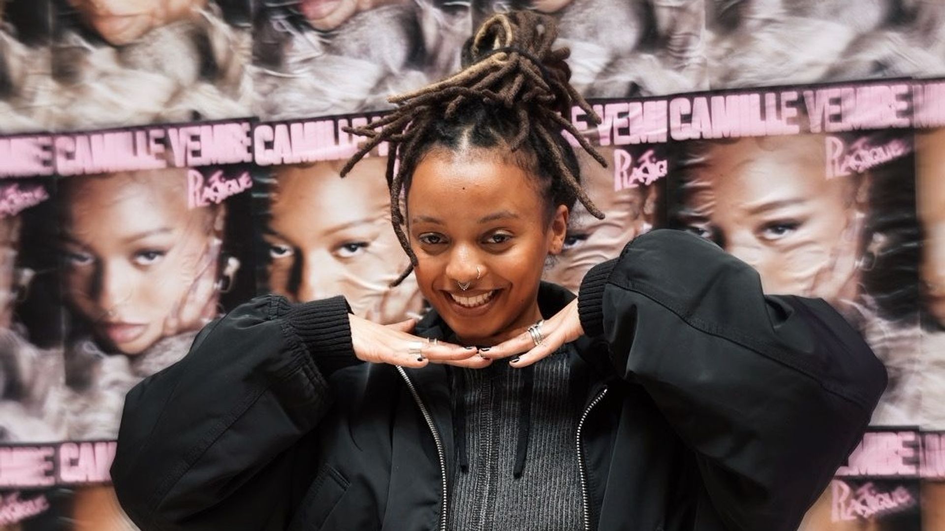 Camille Yembe surprend ses fans à la gare centrale - RTBF Actus