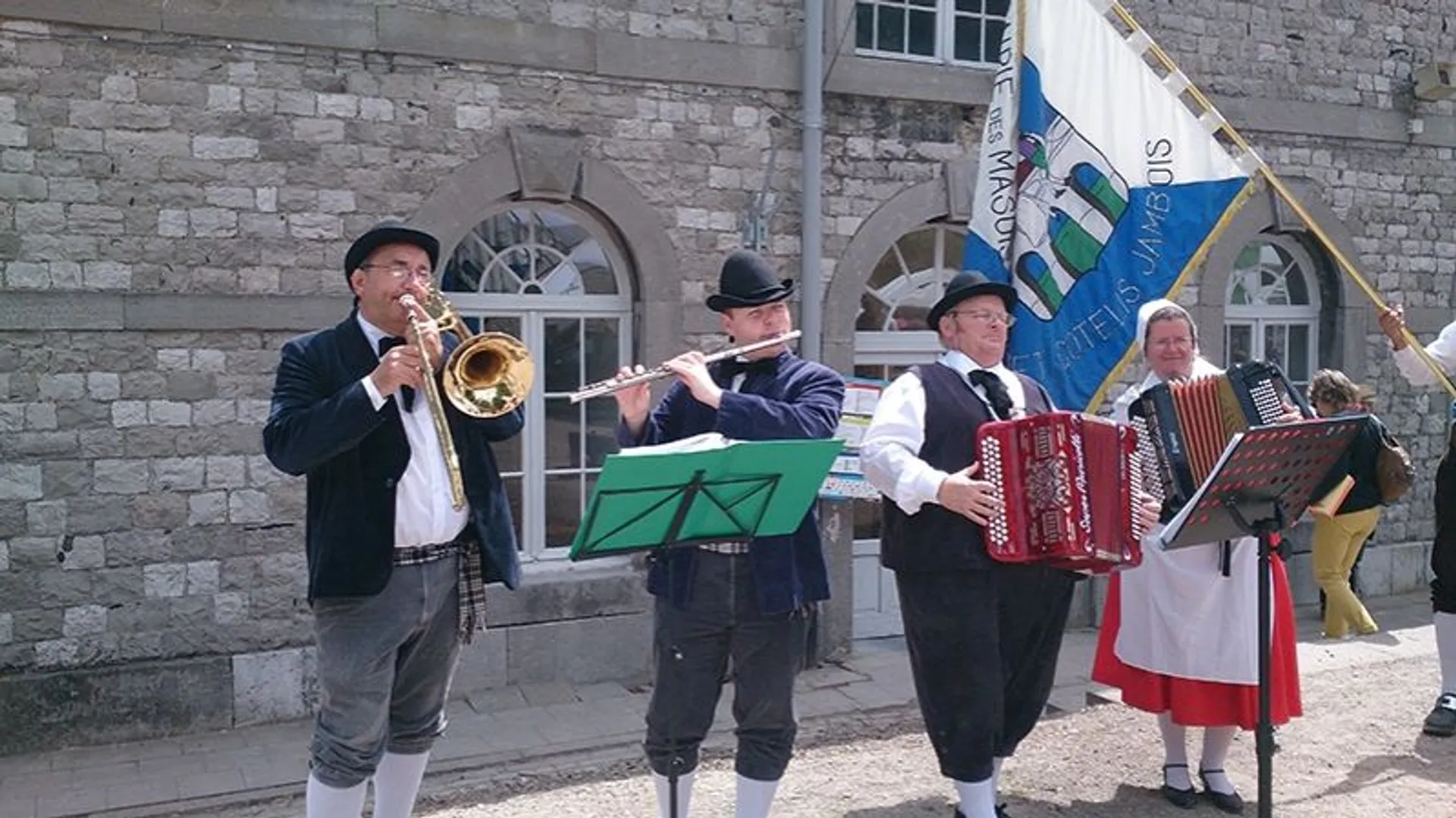 Marine Jadin présente une page de folklore namurois avec 'Les Masuis et ...