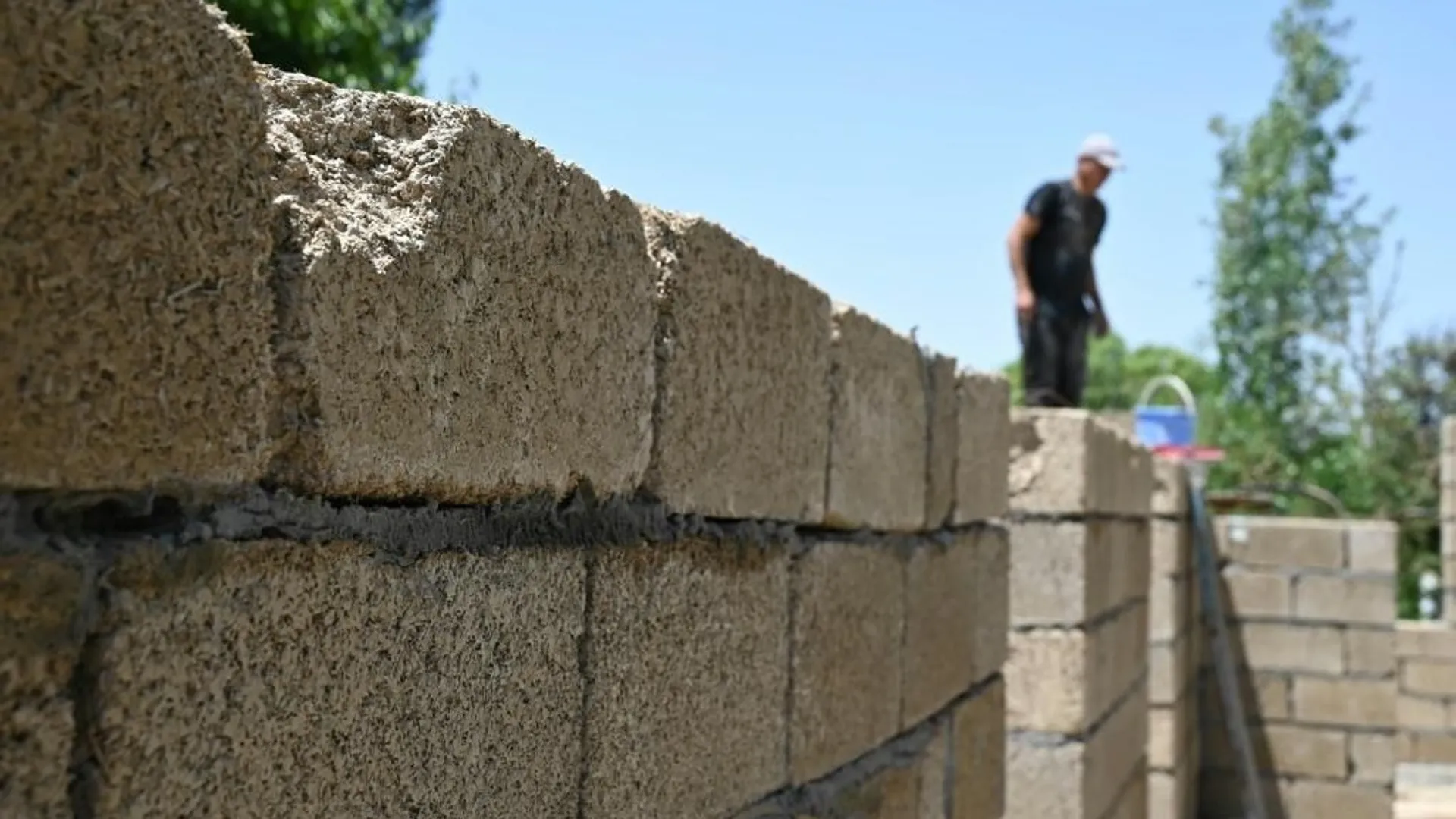Au Kirghizstan, l’apparition de maisons en riz, écologiques et ...