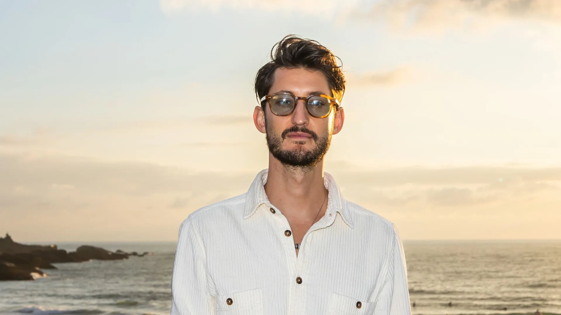 Pierre Niney en gourou captivant : les premières images dévoilées dans ...