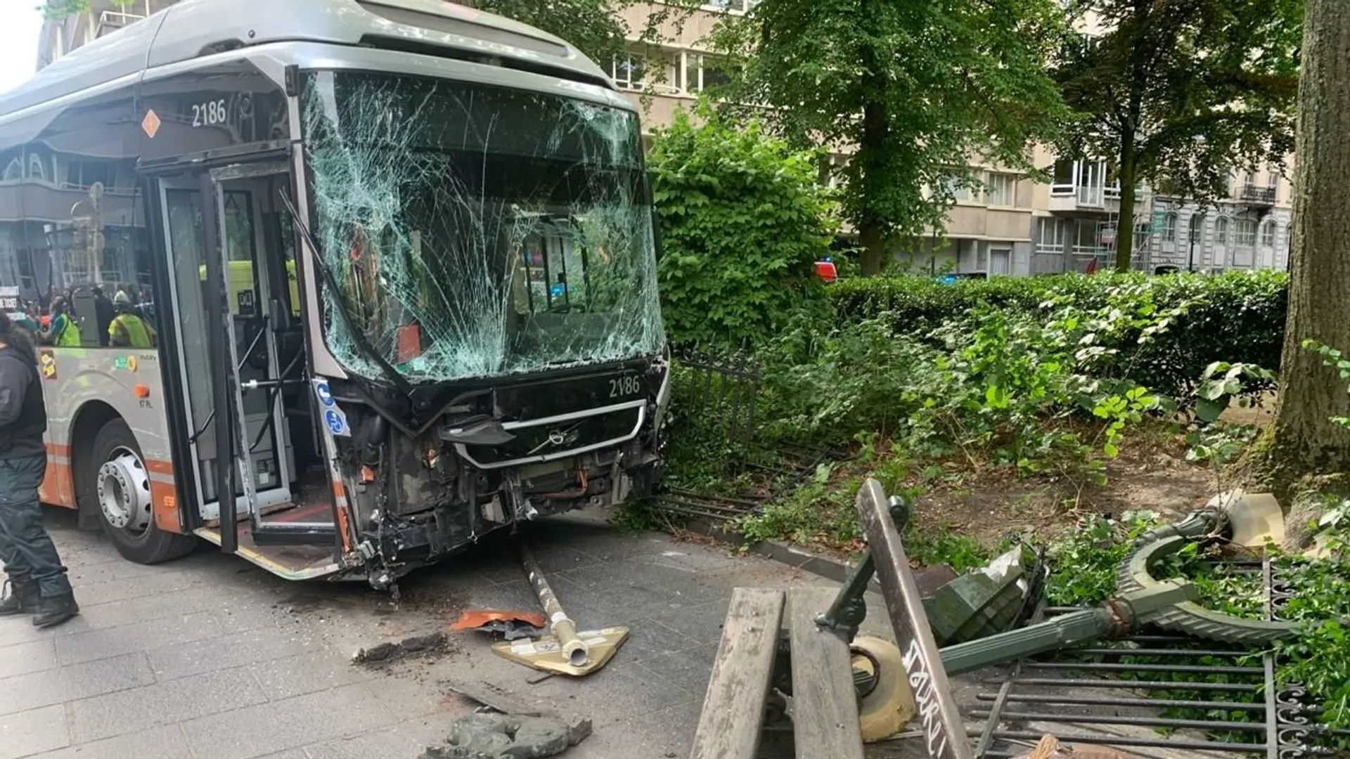 Neuf personnes à l’hôpital après un accident entre un bus et une voiture à Ixelles - RTBF Actus