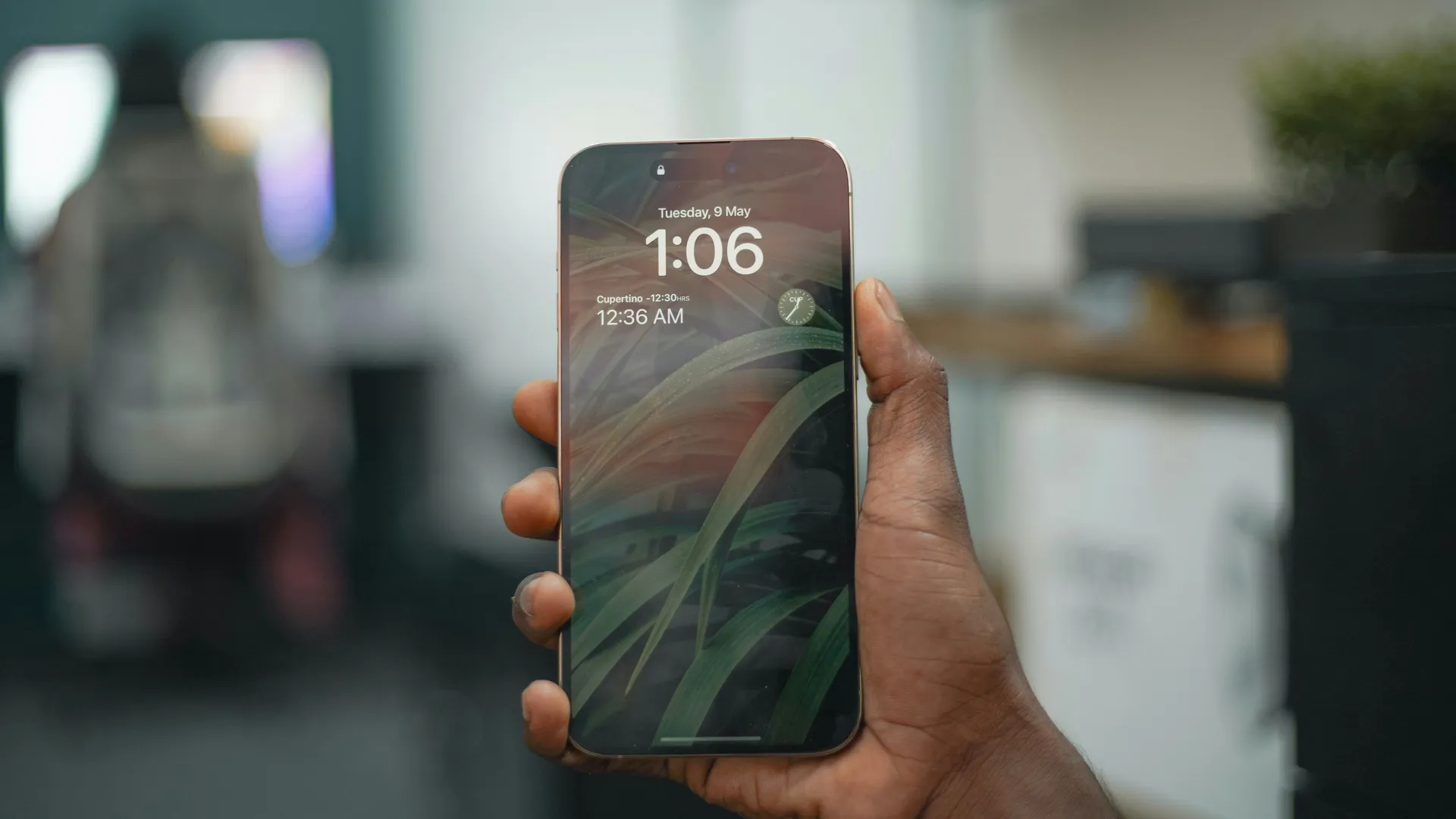 L'iPhone 16 pourrait bénéficier de bordures plus fines, pour un écran ...
