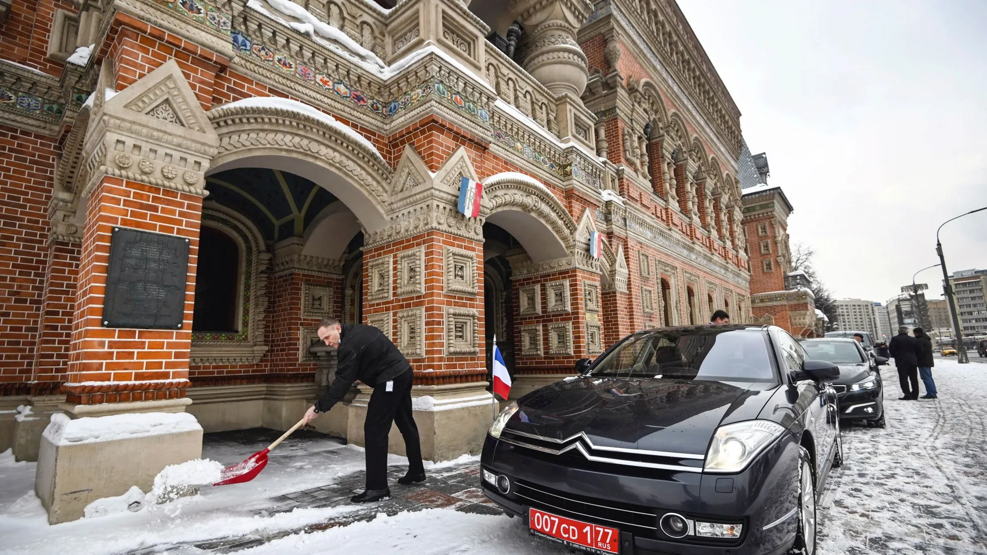 Pourquoi cette longue table entre Poutine et Macron au Kremlin ? Voici ...