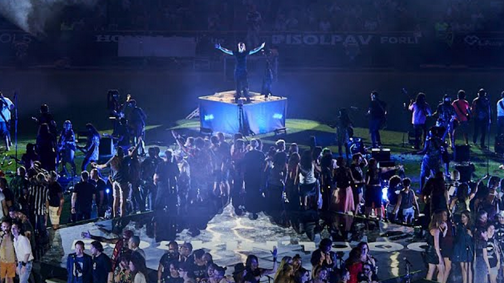 Muse : Matt Bellamy, à nouveau père, révèle avec sa femme l’origine du ...