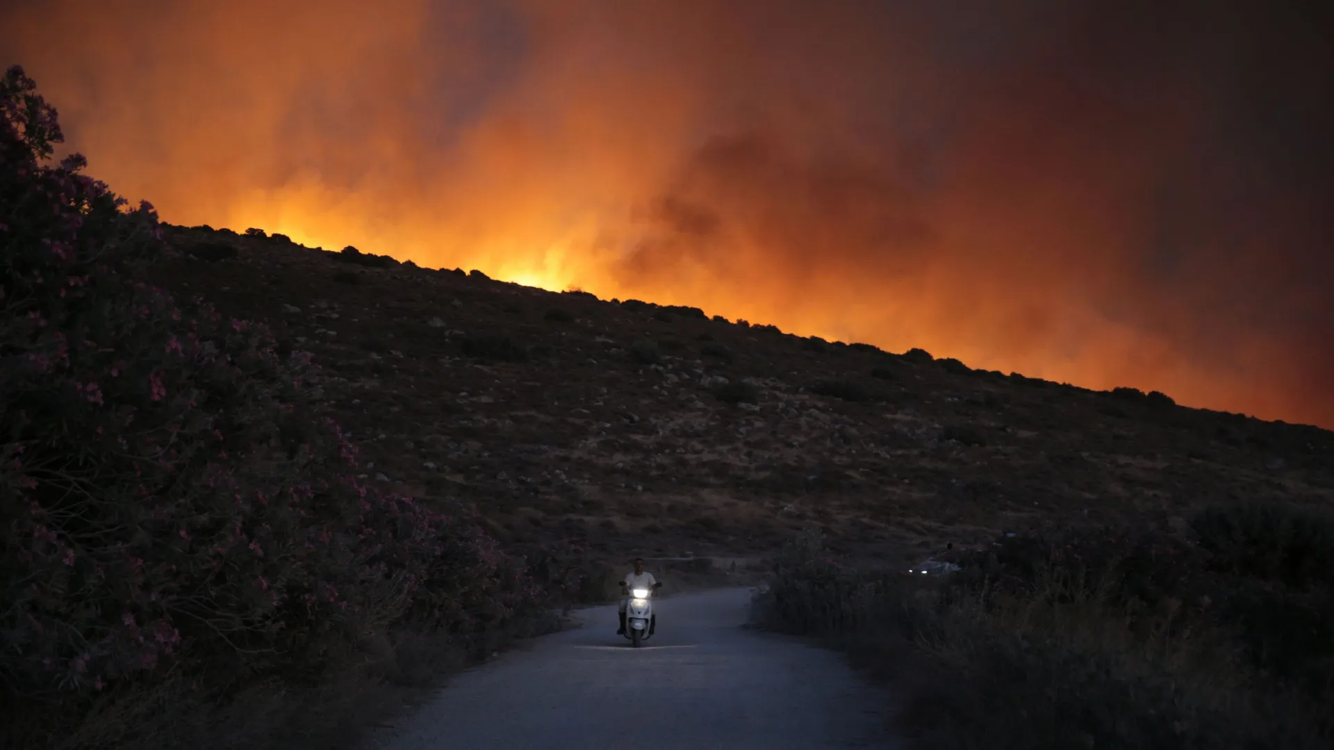 Le plus grand incendie de forêt de l'année en Californie s'étend sur ...