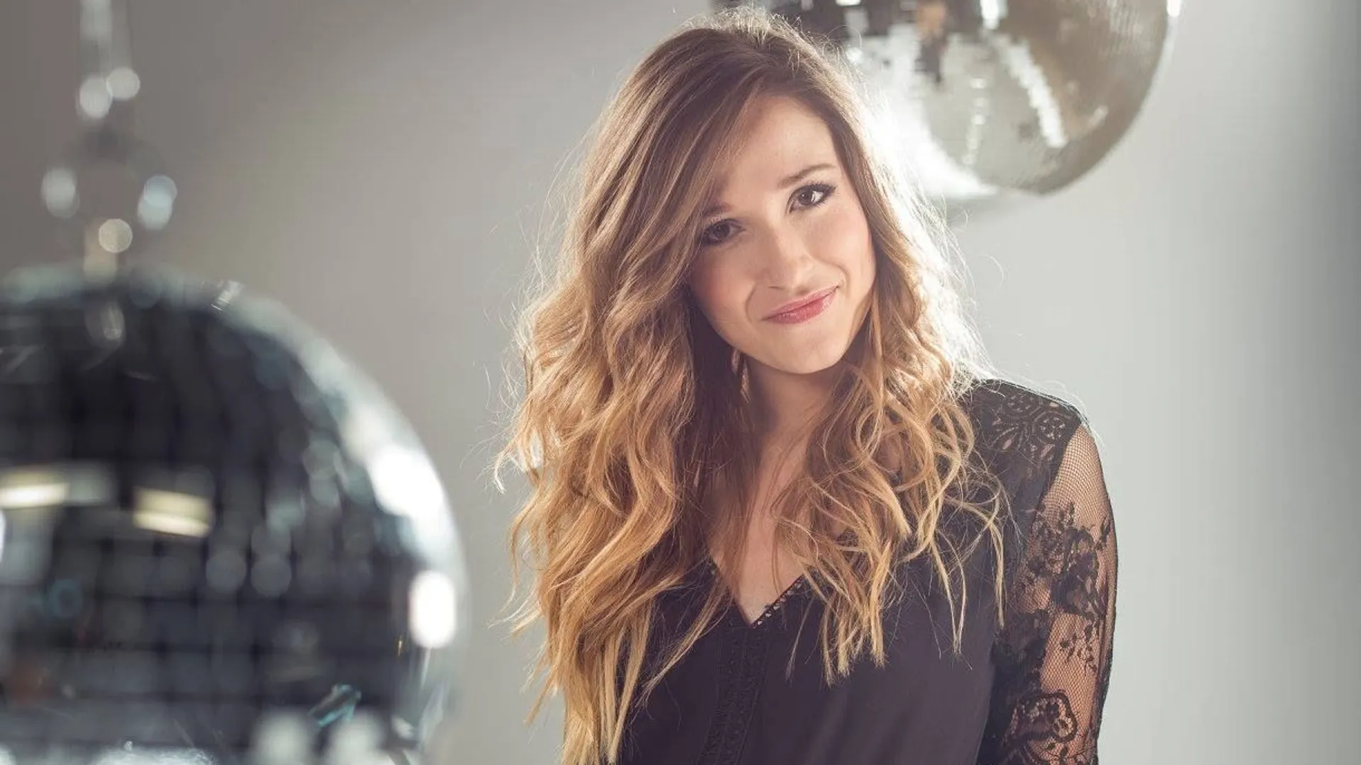 Vidéo: En douce, Sarah Grosjean initie les hommes aux tâches ménagères ...