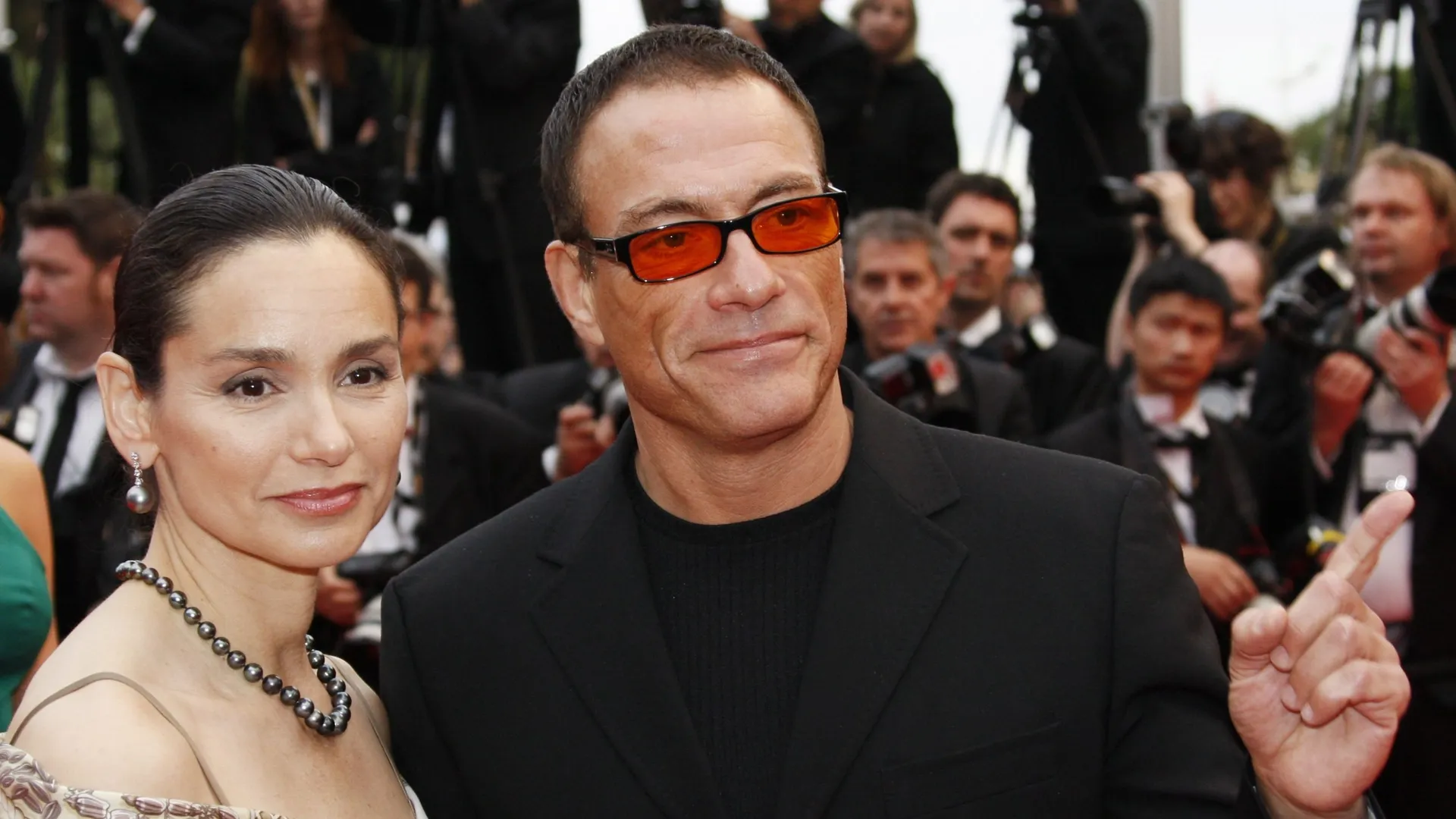 Jean-Claude Van Damme fait le grand écart pour promouvoir des camions ...