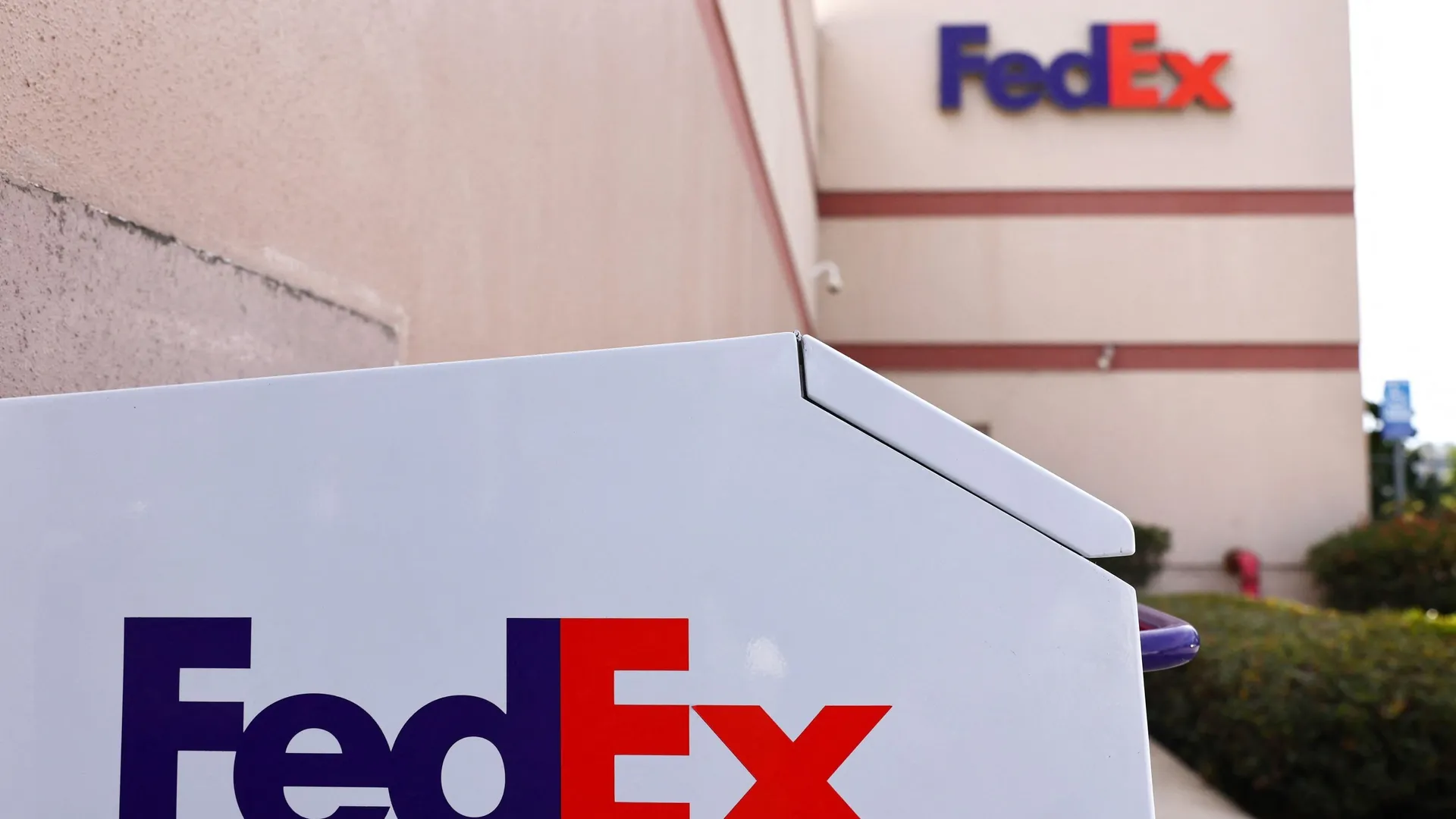 Grande opération de réorganisation chez FedEx : jusqu'à 500 postes ...