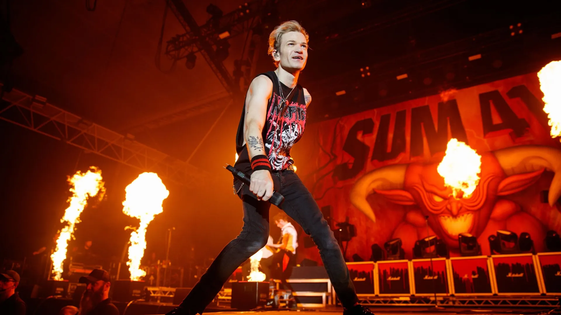 Le chanteur de Sum 41, Deryck Whibley, fait le point sur son état de ...