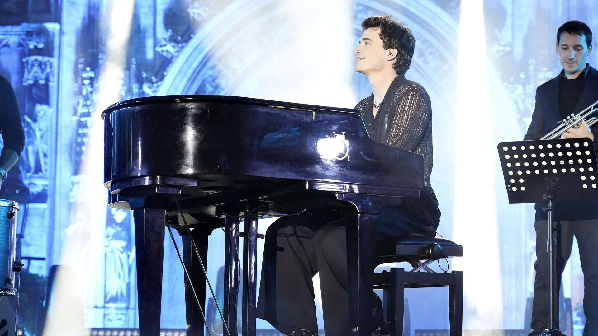 Henri PFR enflamme la Grand-Place avec un medley des plus grands tubes belges - RTBF Actus