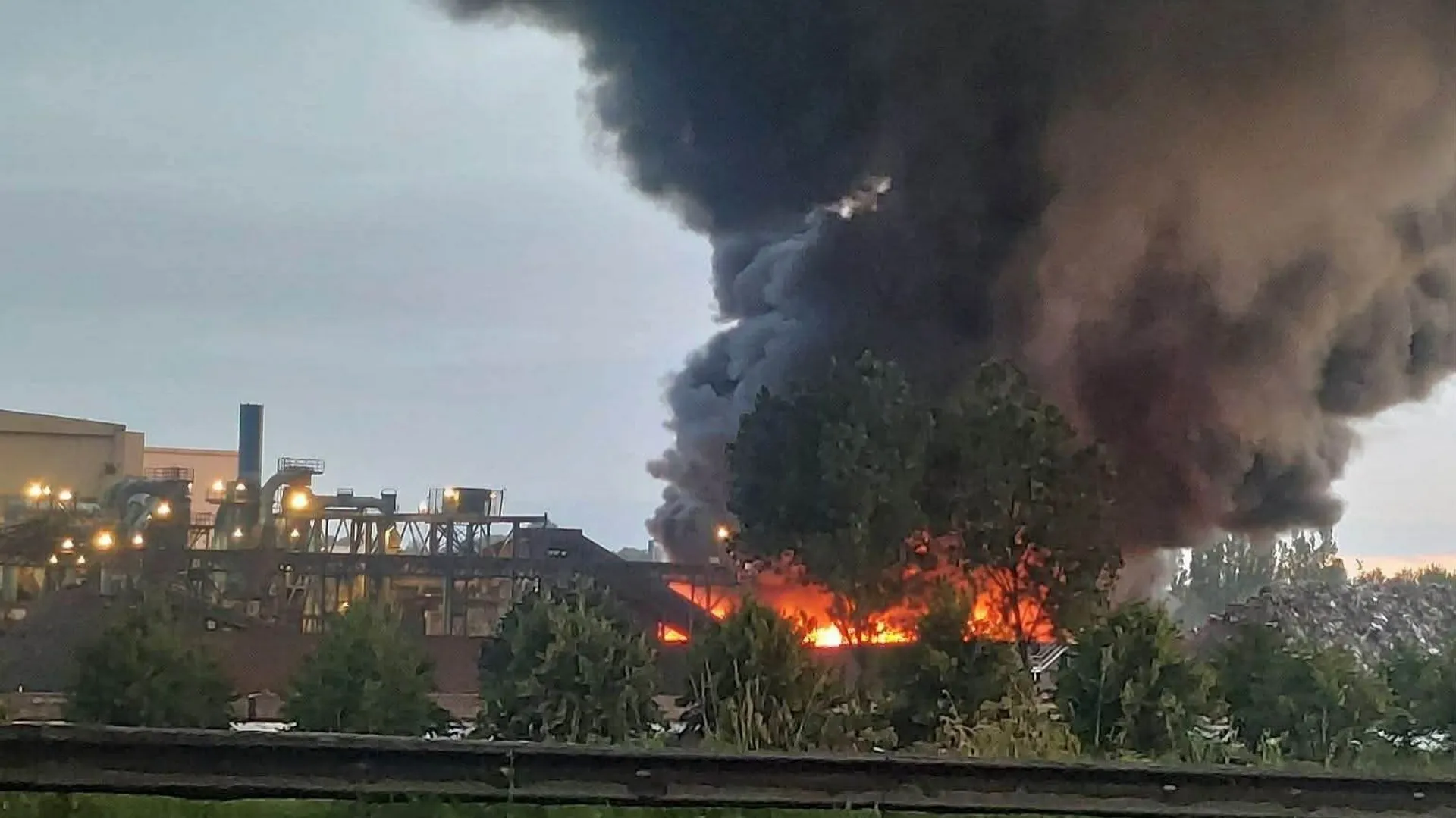 400 tonnes de carcasses de voitures en train de brûler à Obourg : les ...