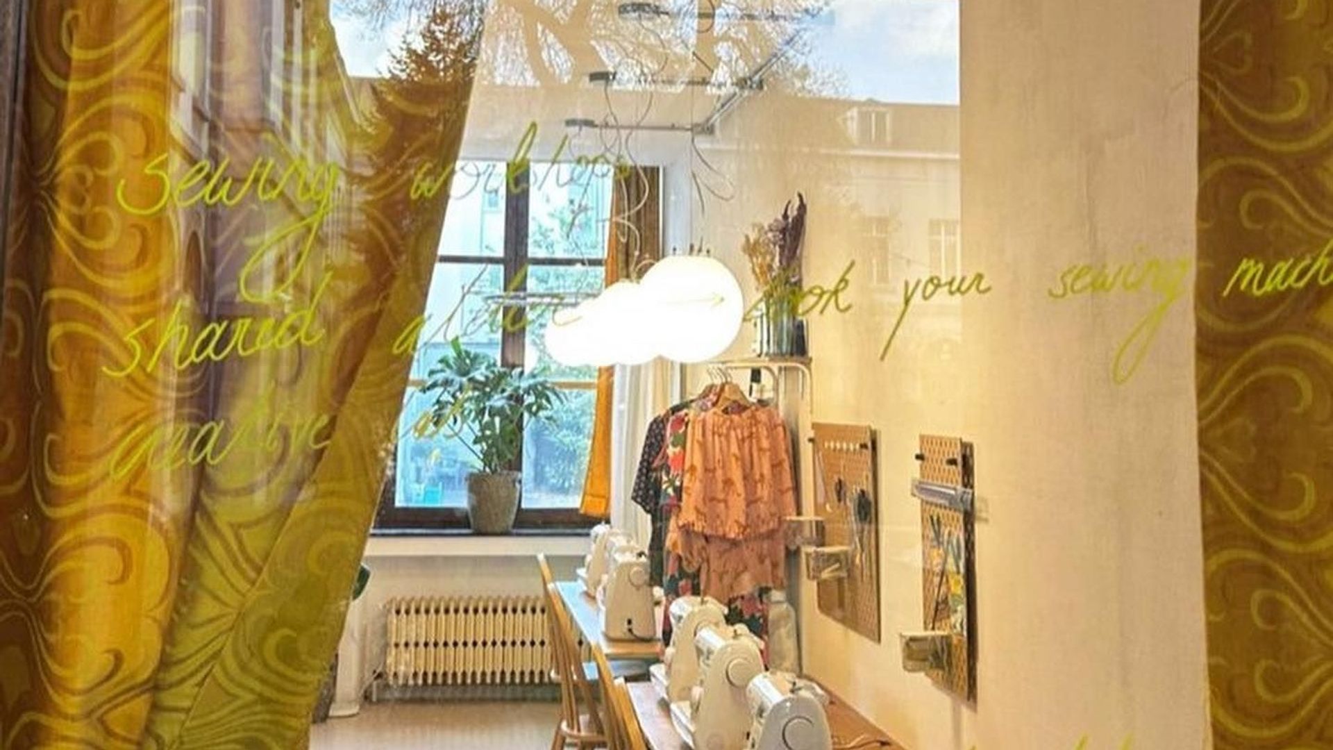 La couturière bruxelloise Valérie Gilson prépare un défilé de mode ...