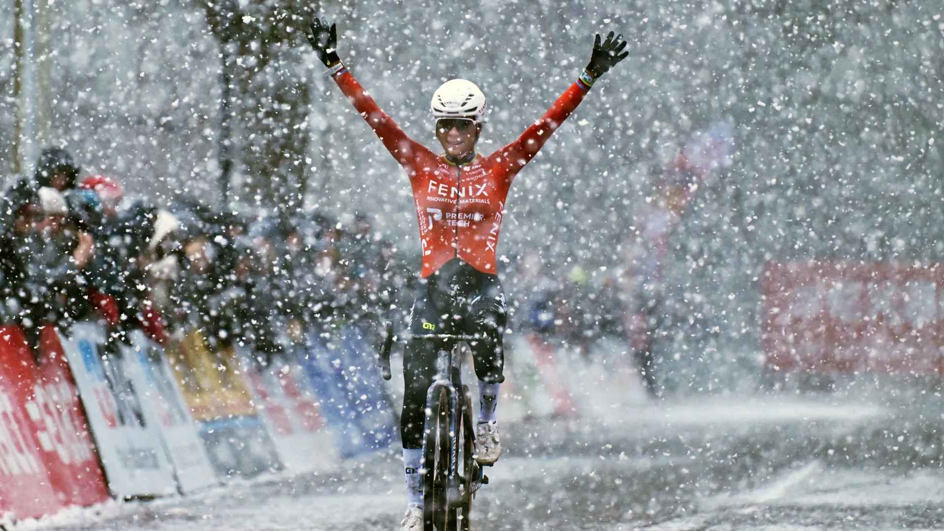 Cyclocross : Ceylin Alvarado profite des chutes et des erreurs de ...