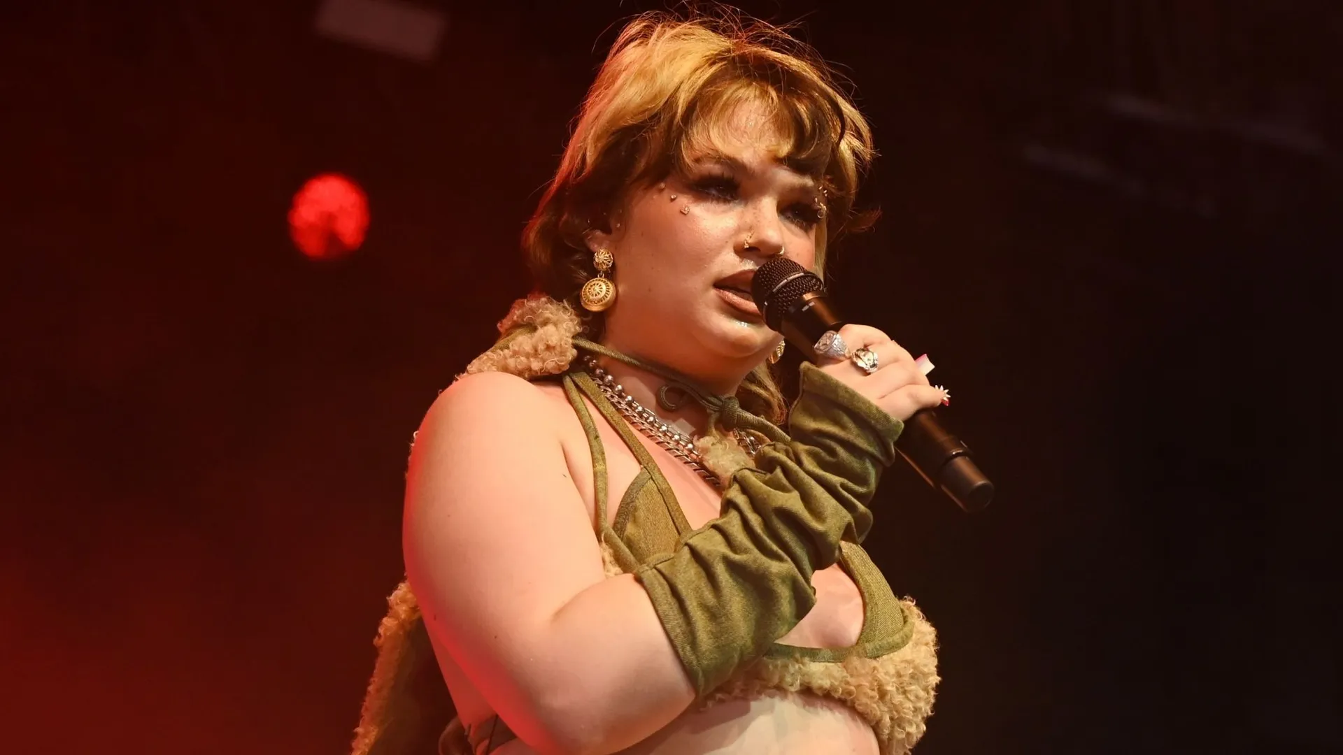 Tip Top : Lola Young numéro 1 pour la 3e semaine consécutive - RTBF Actus