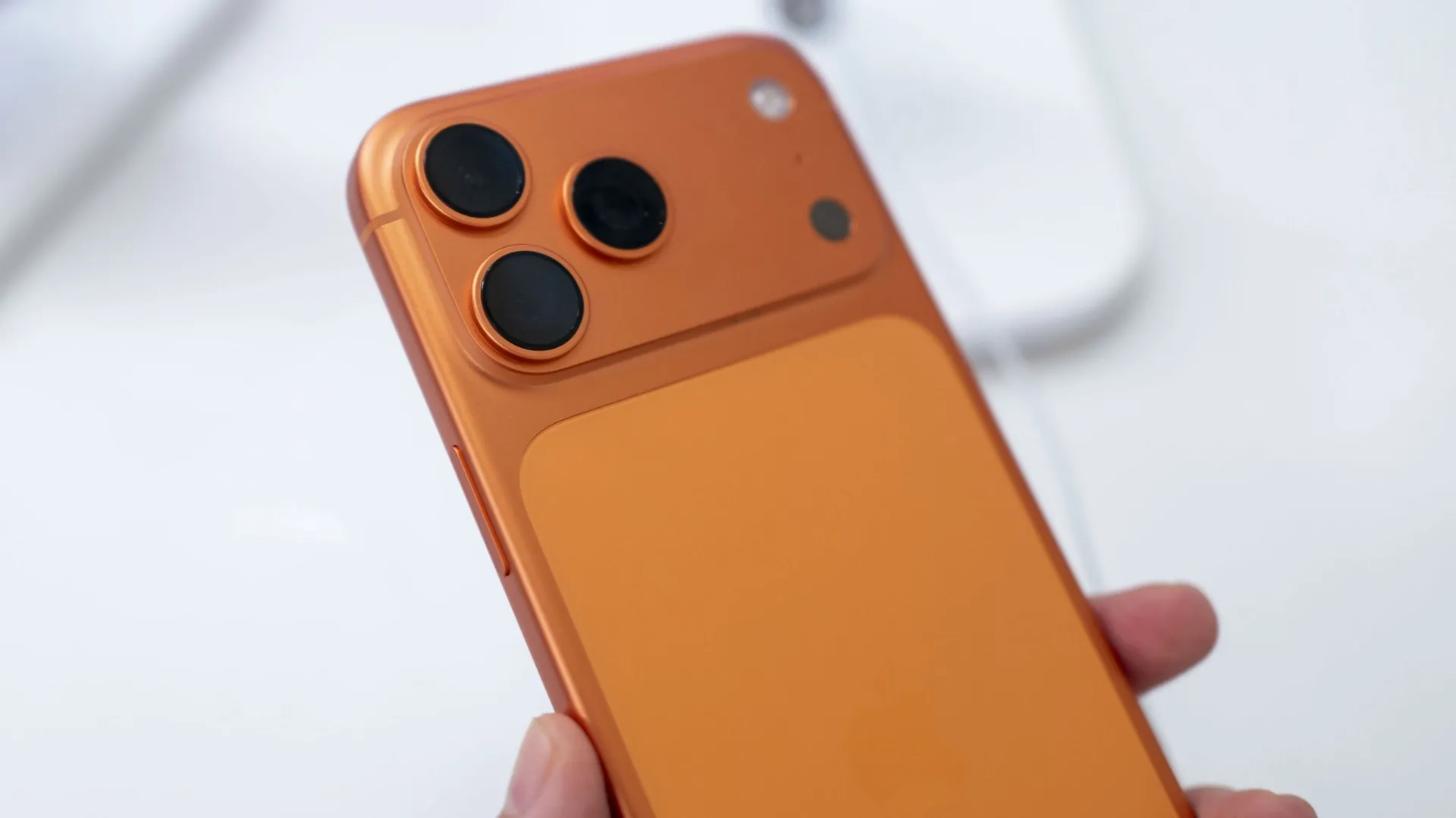 Apple : la couleur orange de l’iPhone 17 Pro aurait tendance à virer au ...