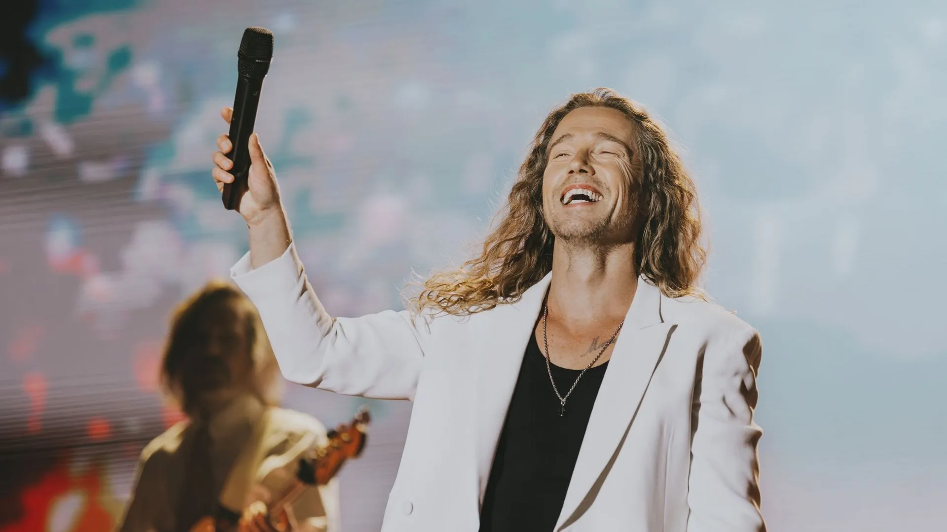 'J'adore la gênance' : Julien Doré et Vitaa cassent les codes avec un ...