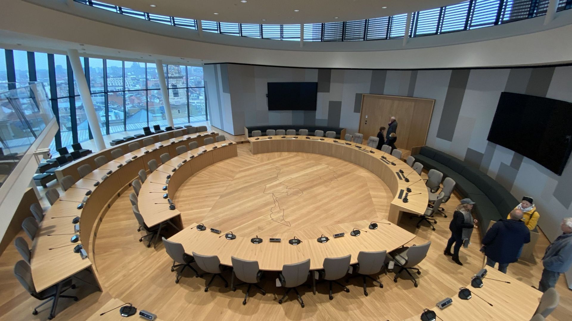 Bruxelles : voici la nouvelle salle du conseil communal - RTBF Actus