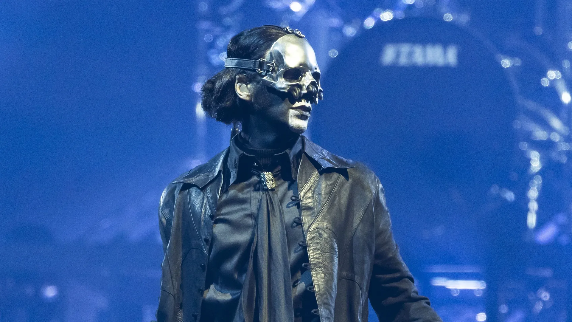 Tobias Forge de Ghost chante 'Bohemian Rhapsody' de Queen devant Brian ...