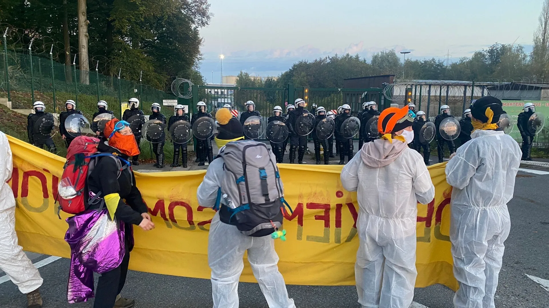 Feluy : le site de TotalEnergies est bloqué par les activistes de Code ...