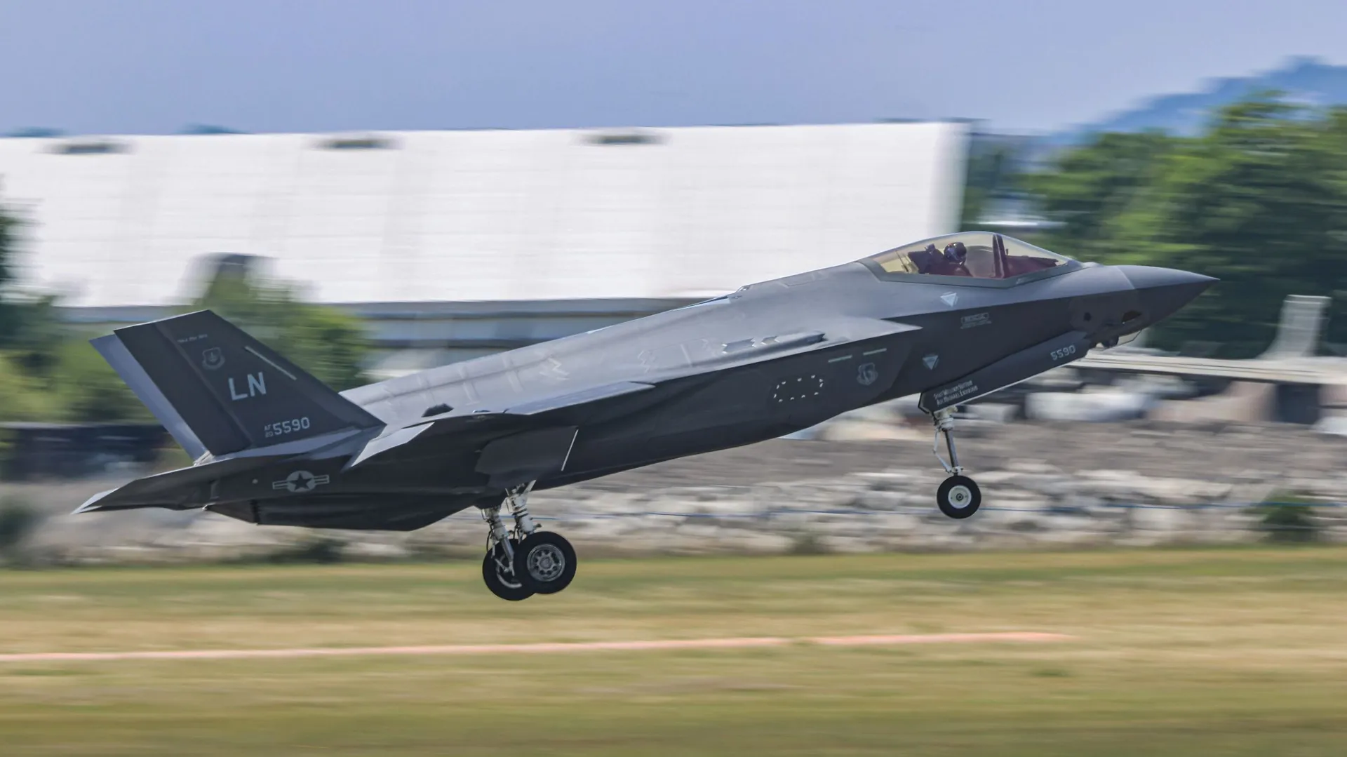 Le nouvel avion de chasse F-35 : 'un bijou technologique', reportage en ...