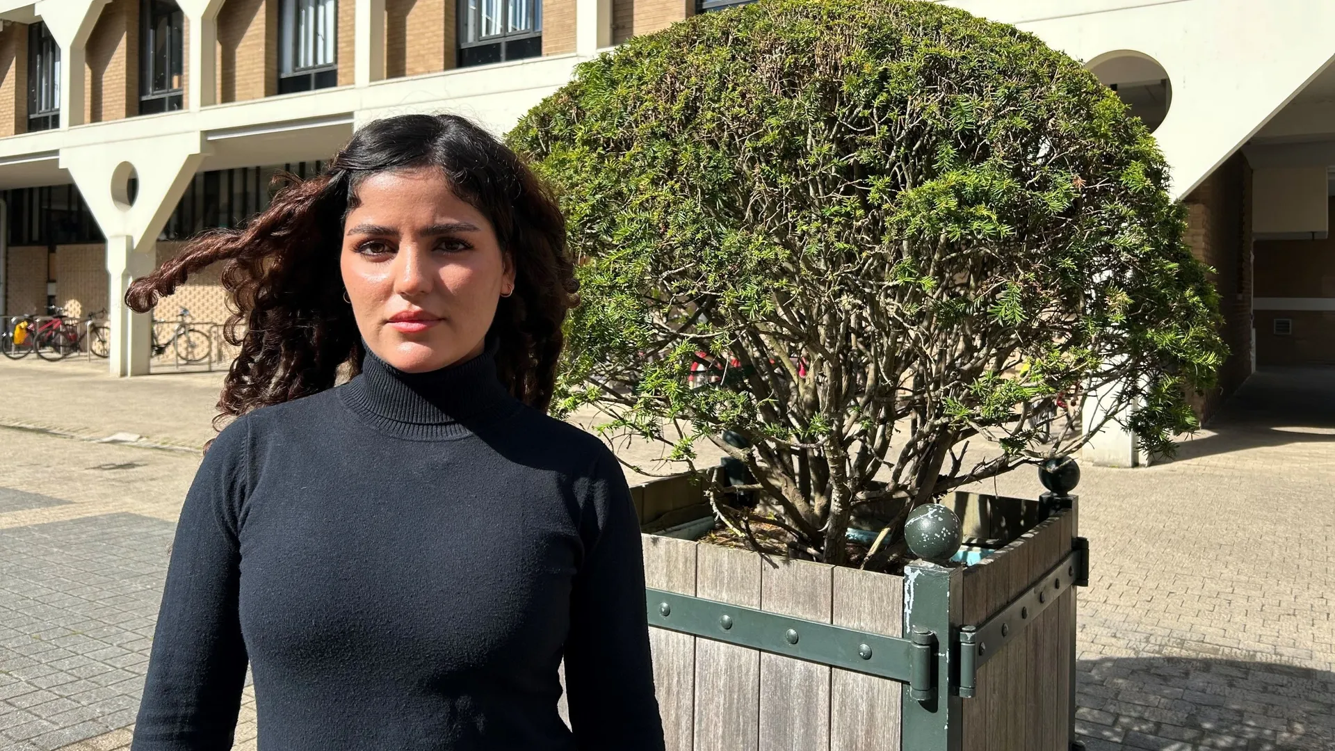 Rada Akbar, l’artiste qui célèbre le matrimoine afghan - RTBF Actus