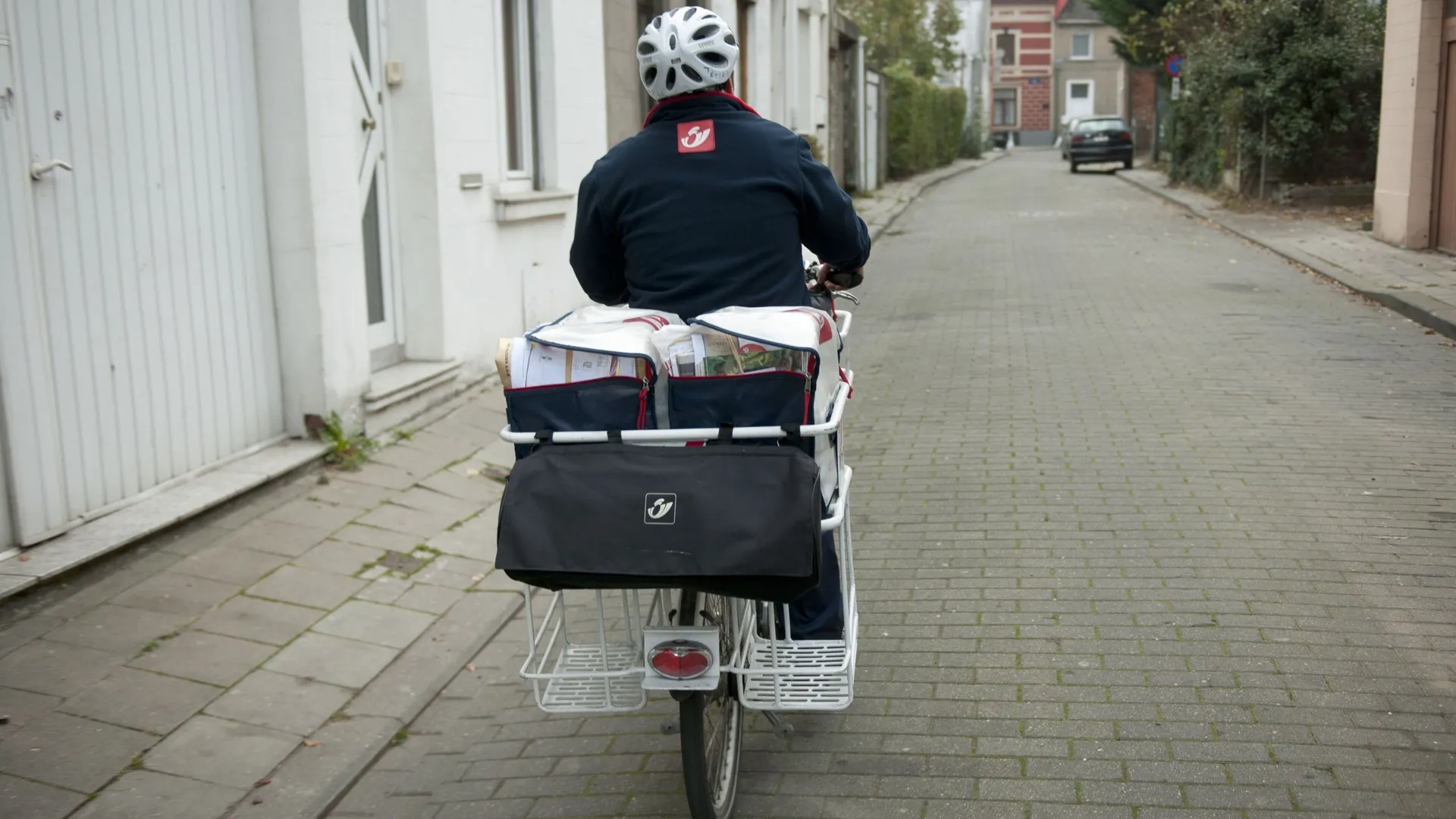 Bpost indique désormais le nom de l'agent qui vous livre un courrier ou ...