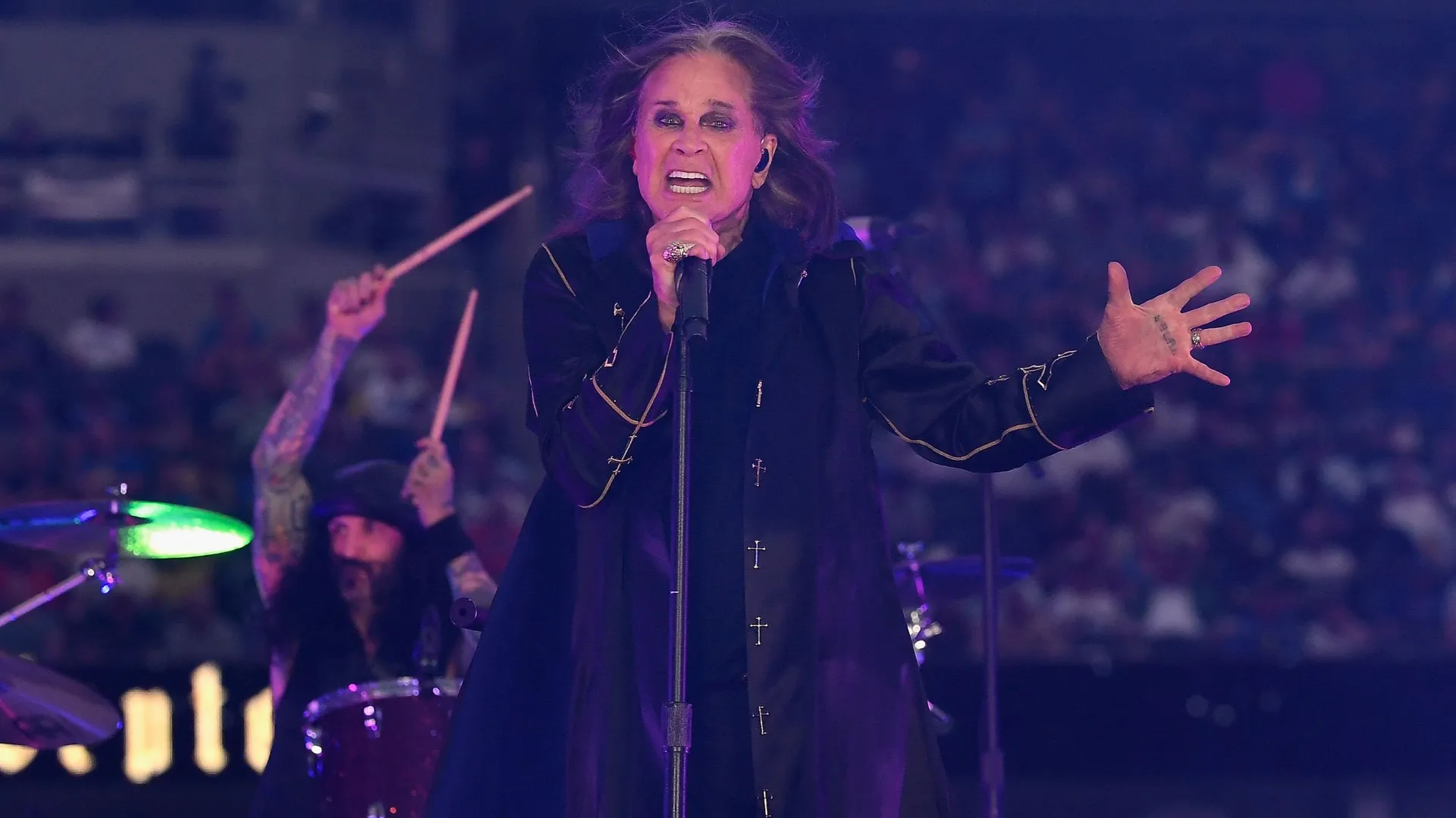 Robbie Williams et les musiciens d'Ozzy Osbourne réunis pour un hommage ...