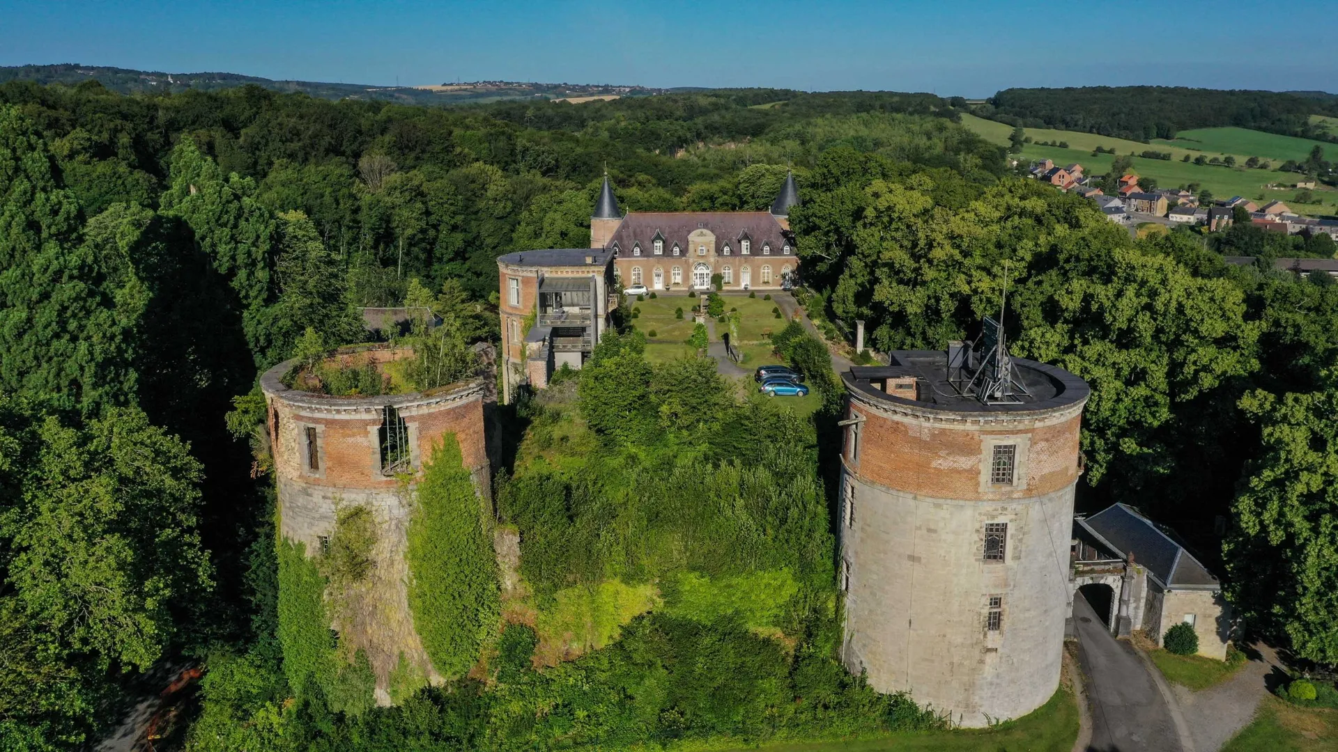 Walzin : un château perché au-dessus de la Lesse - RTBF Actus