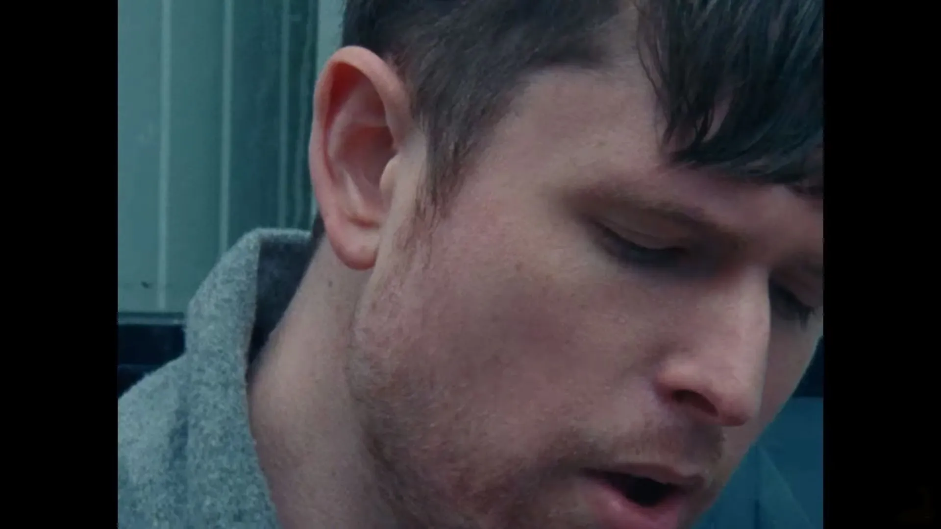 King Princess sur le terrain dans le clip de Prophet - RTBF Actus