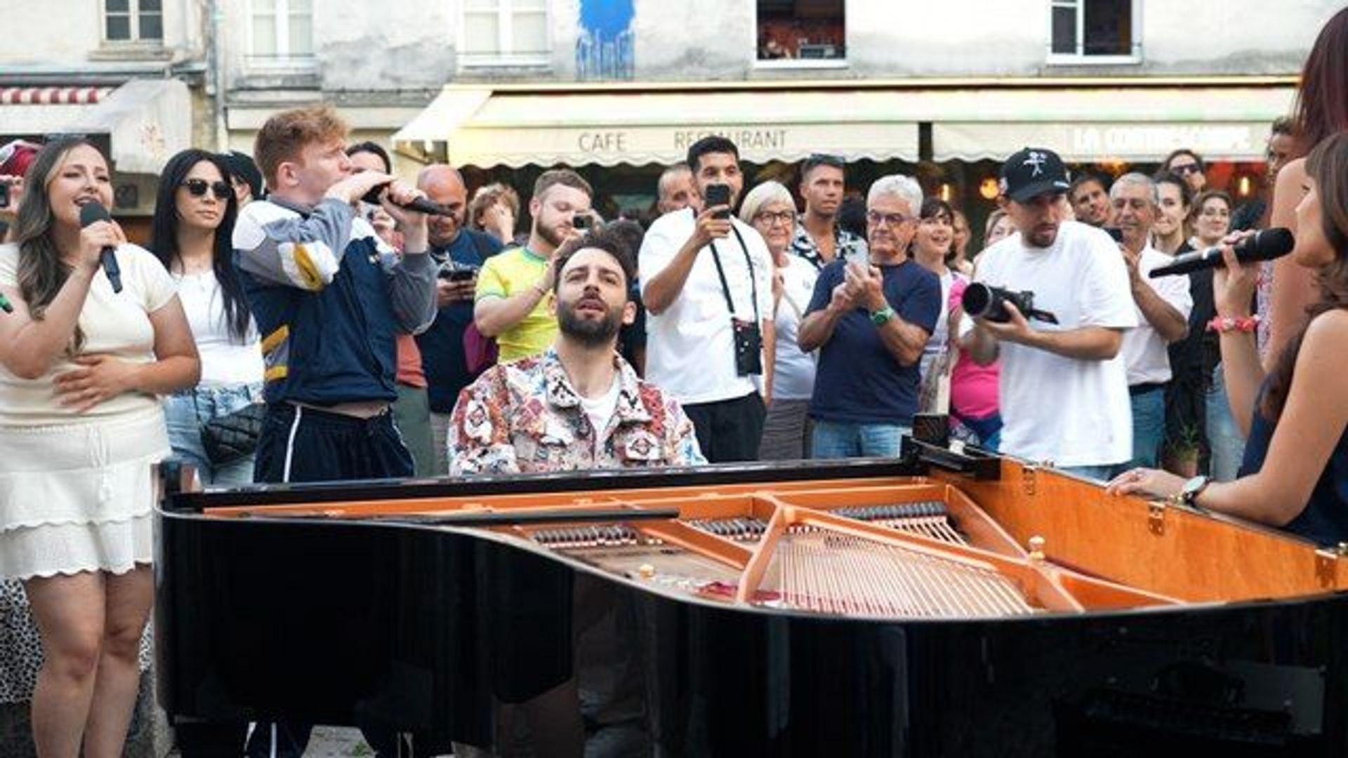 Queen : un flashmob spectaculaire en hommage à Bohemian Rhapsody - RTBF Actus