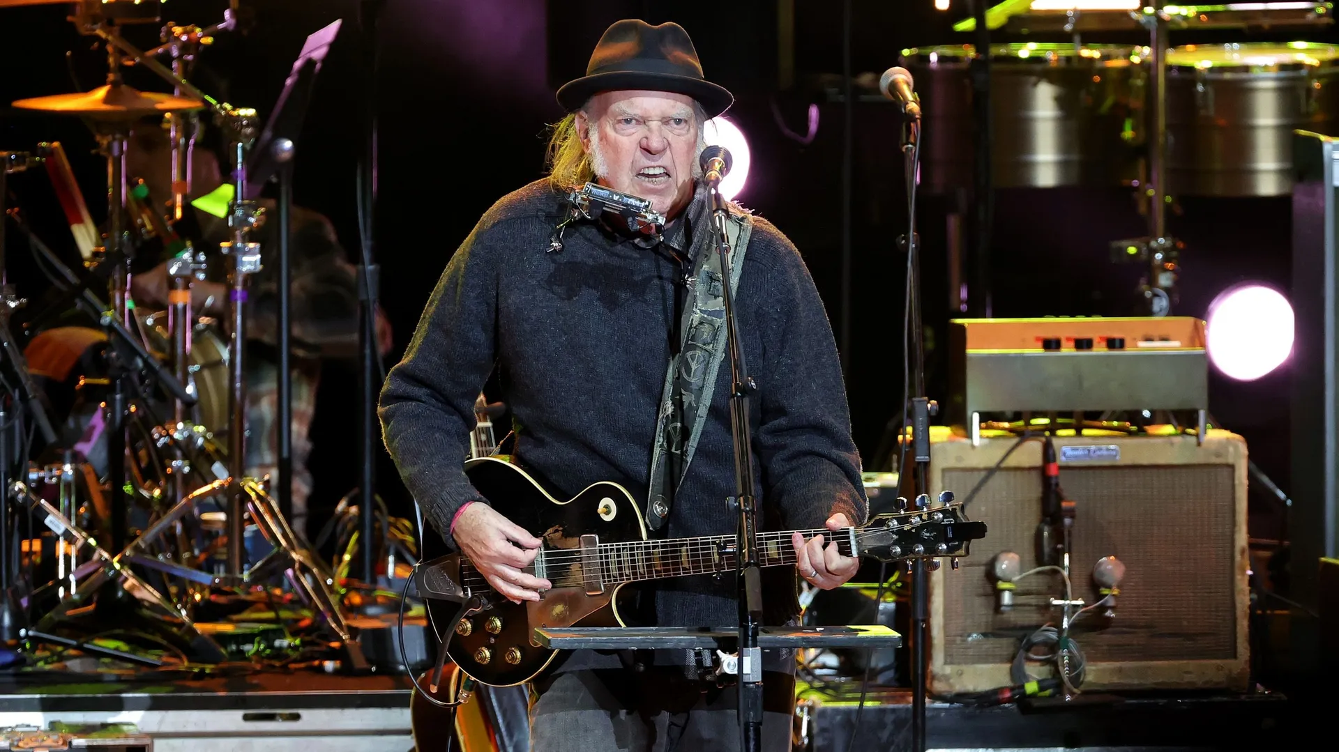 Neil Young n’est pas encore un ‘old man’ : carton plein pour l’artiste ...