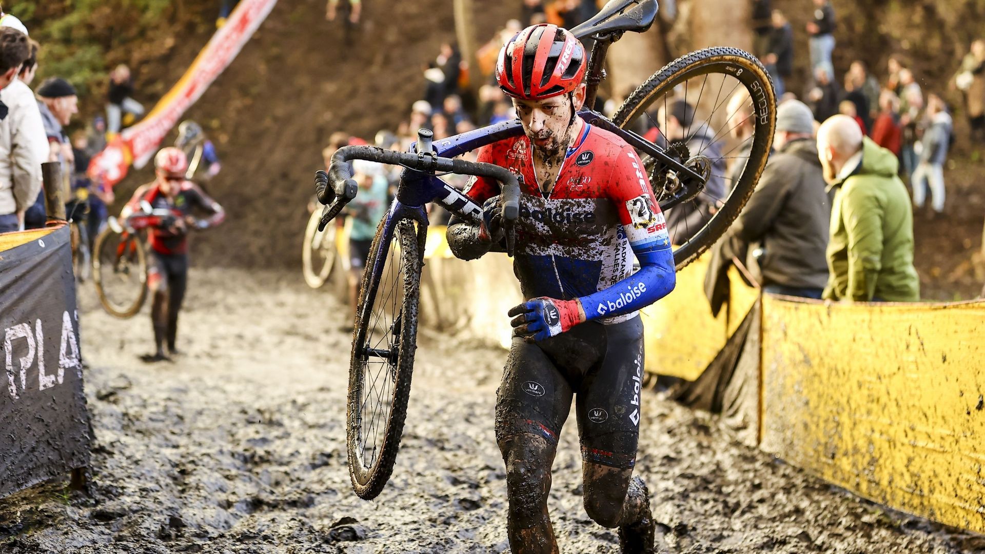 Cyclocross : Lars van der Haar se remet l’épaule en place en pleine ...