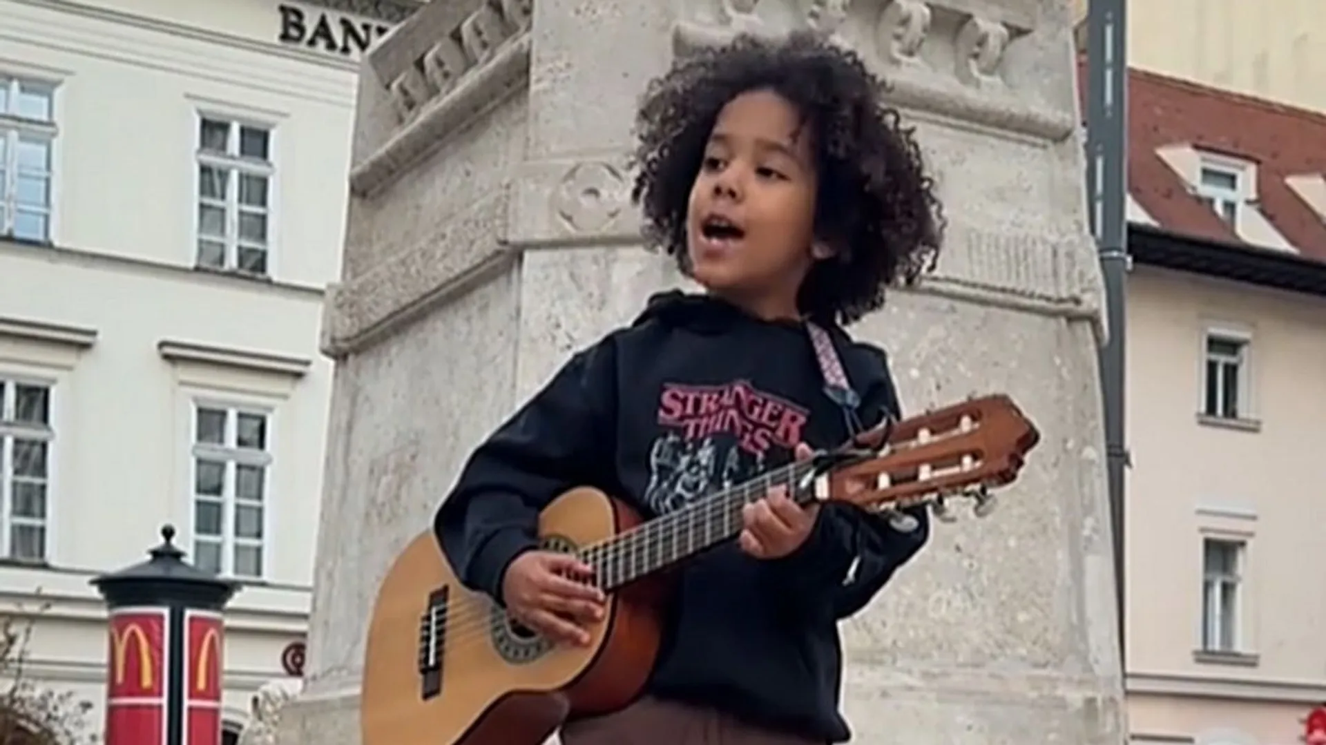 Regardez cet adorable petit chanteur de rue de 5 ans reprendre The ...