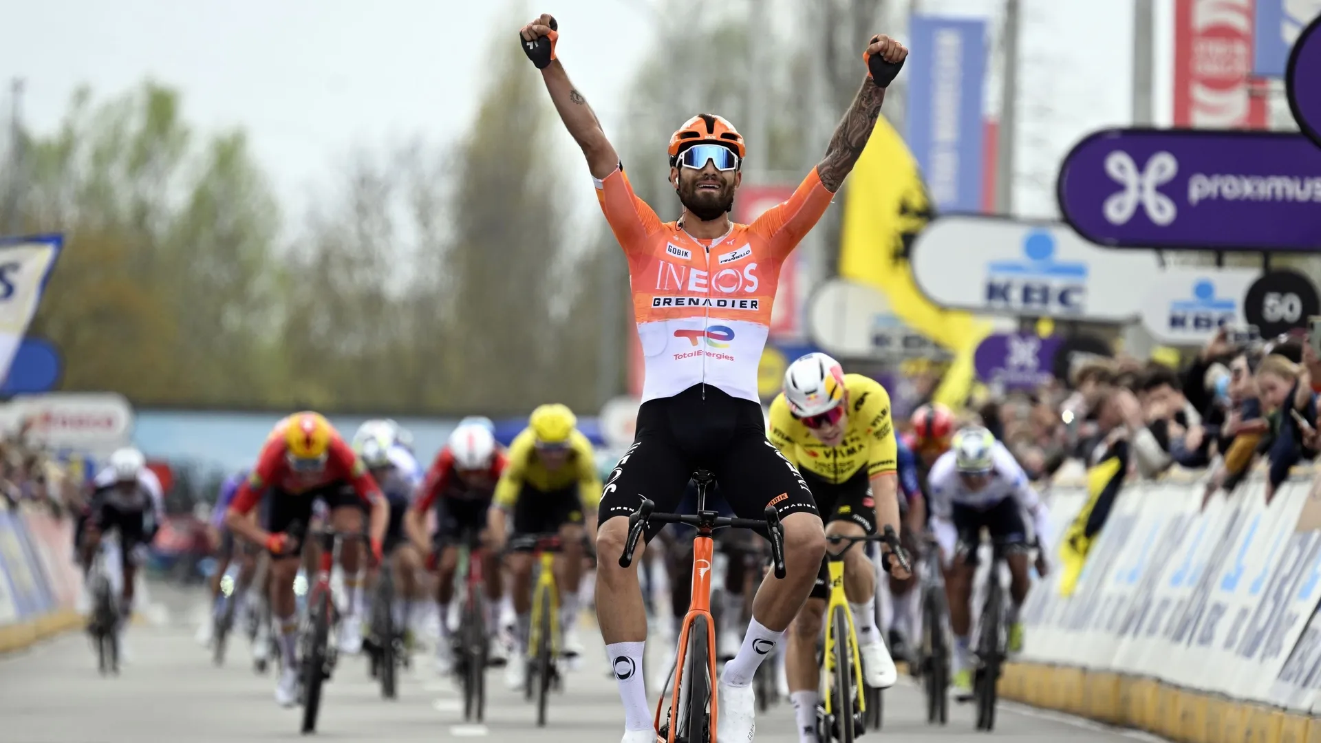 A Travers la Flandre : Wout van Aert fait le show mais échoue à 100m du ...