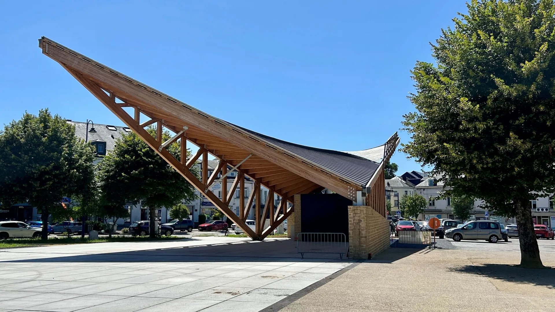 Florenville : ouverture de la halle sur la Place Albert 1er - RTBF Actus