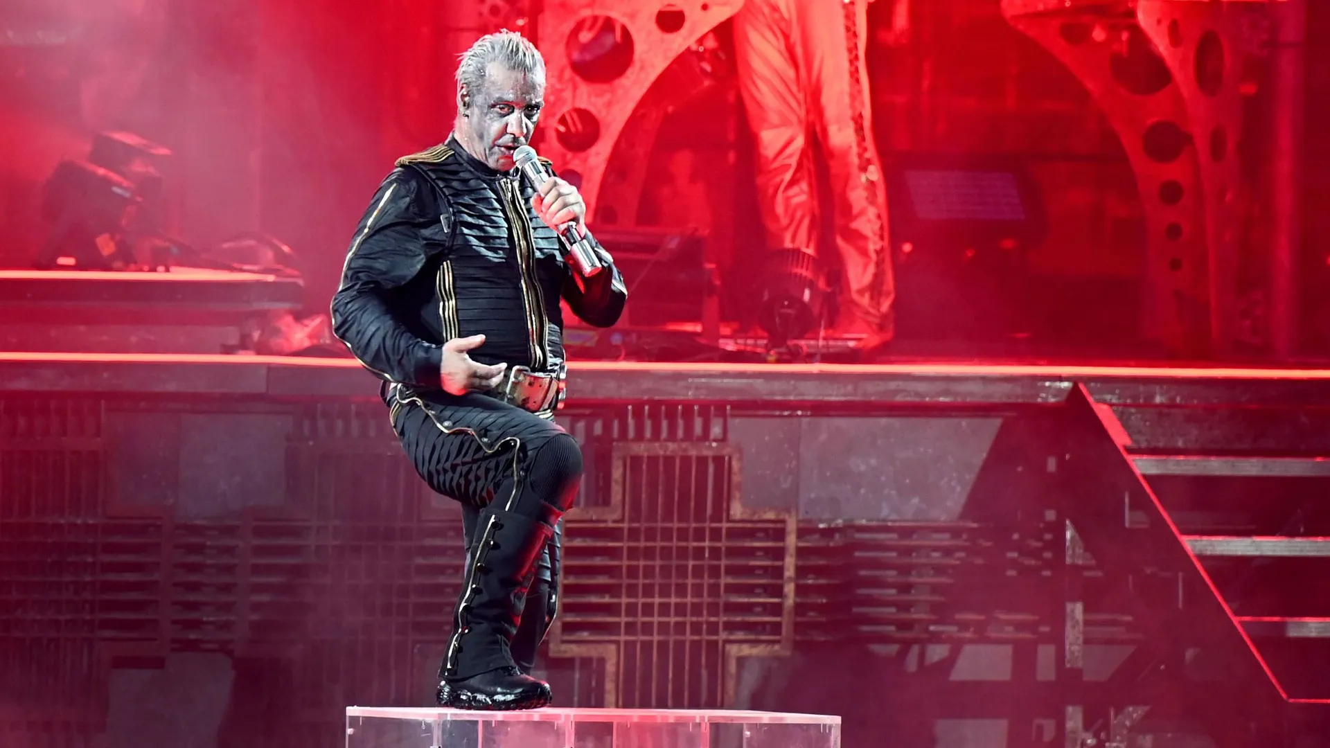Till Lindemann de Rammstein tombe de scène lors du premier concert de l ...
