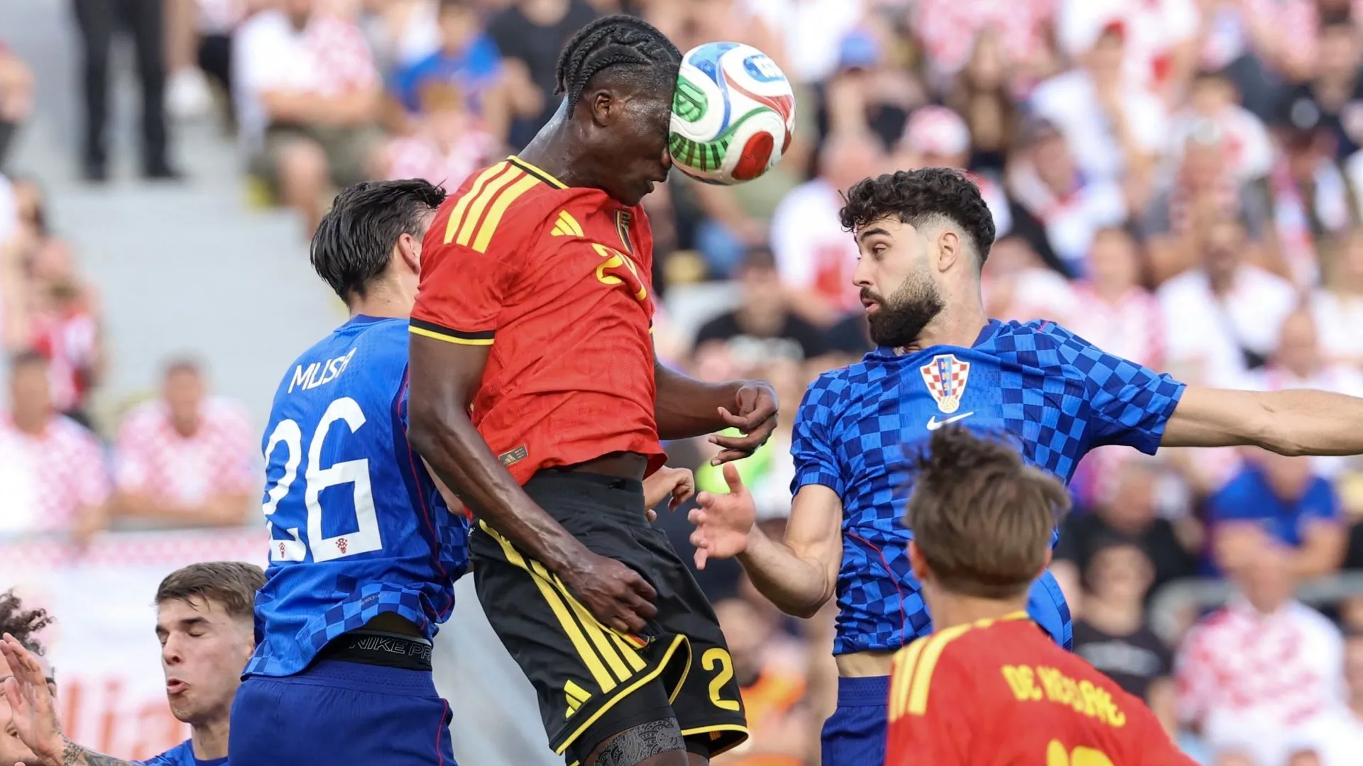 Amadou Onana reconverti en défenseur central chez les Diables : 'Pour ...
