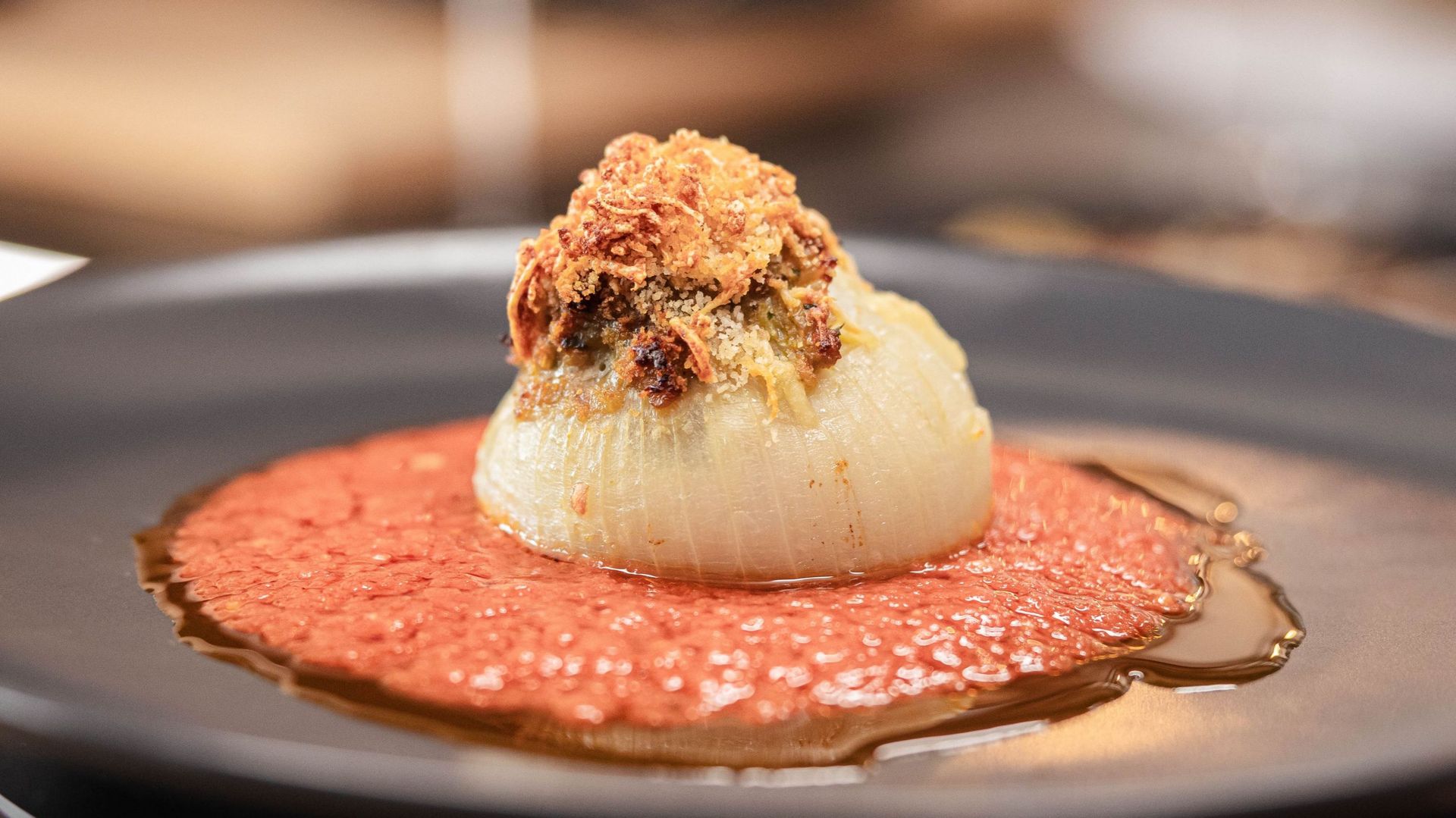 Recette : les oignons farcis à la viande d’Un Gars, Un Chef ! - RTBF Actus