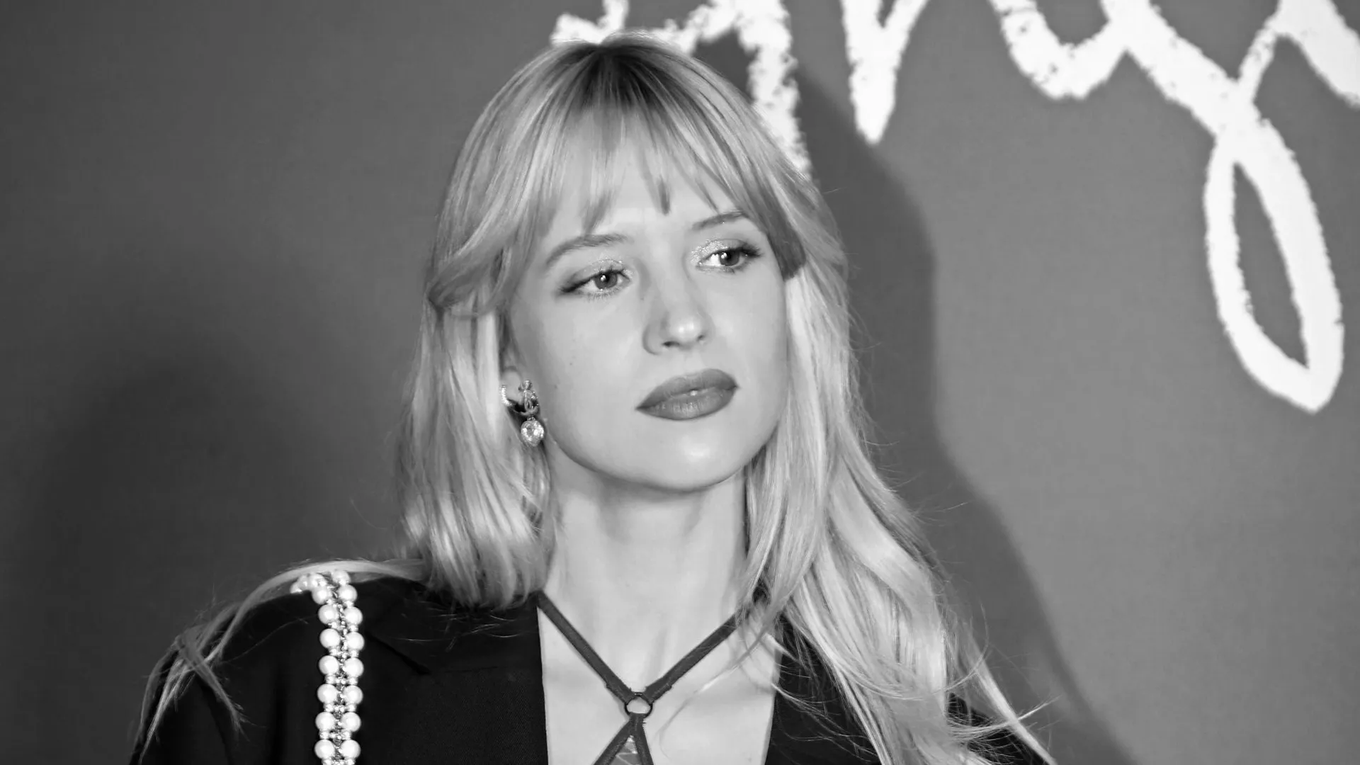 Angèle dévoile la tracklist de son album depuis des montagnes russes ...